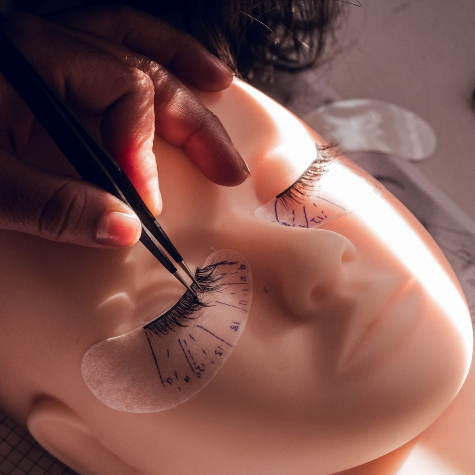 Buqikma Lash Mannequin Head Pro Training Mannequin Flat Head Mannequin Head for Eyelash Extensions Cosmetology Mannequin Head Makeup Mannequin Head Stand for Practice Makeup Massage Acupuncture