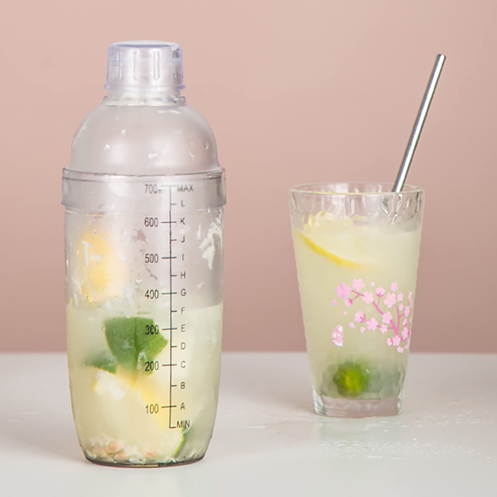 Cedilis 4 Pack Plastic Shaker Cocktail, 700cc / 24 oz Bar Tool for Milk Wine Mixing, Hand Drink Mixer with Scales, Clear Boba Tea Shaker Cup
