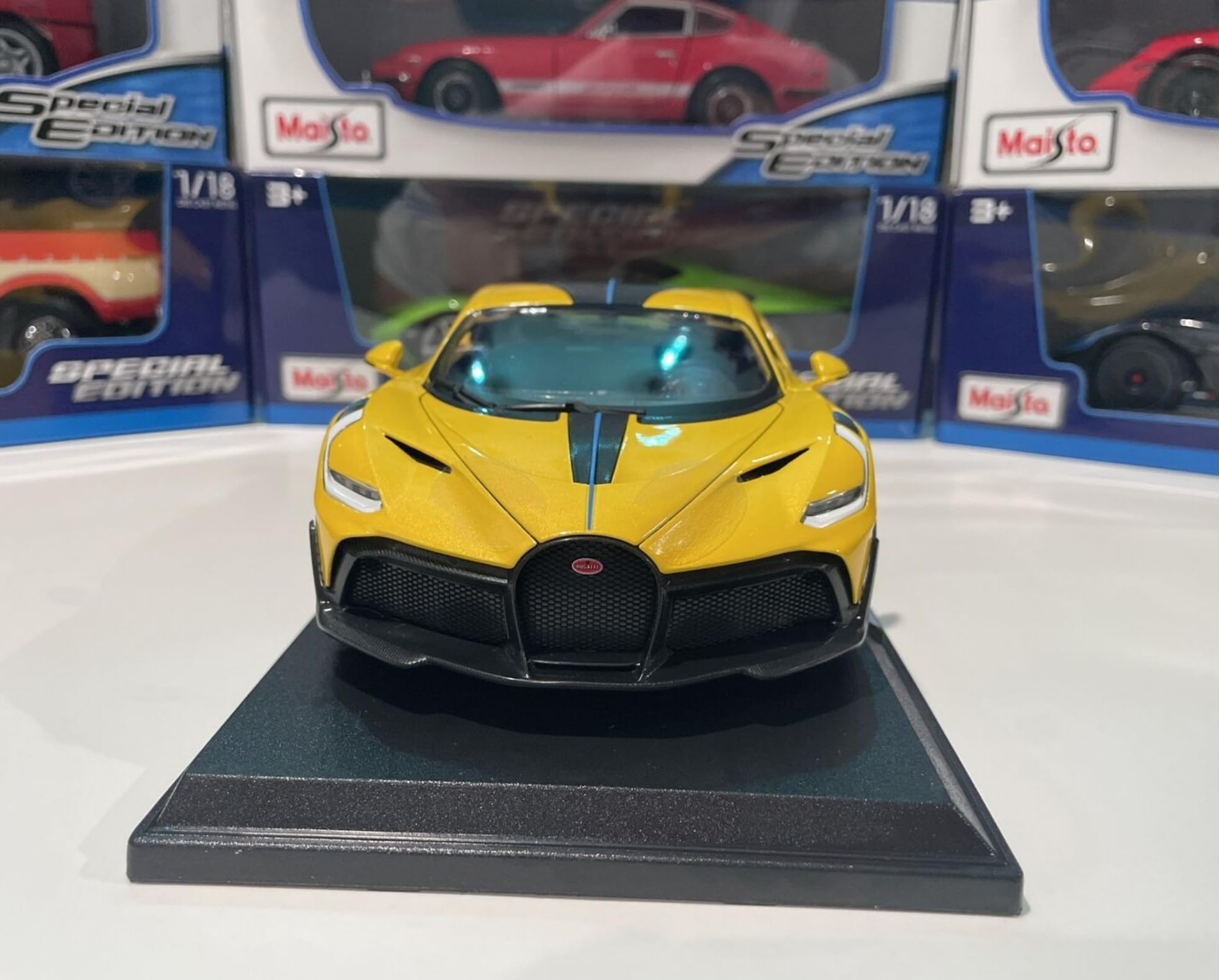 Bugatti Divo 1:18 Special Edition diecast car (Yellow)
