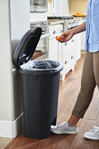 Rubbermaid Classic Step-On Lid Trash Can for Home, Kitchen, and Bathroom Garbage, 13 Gallon, Black