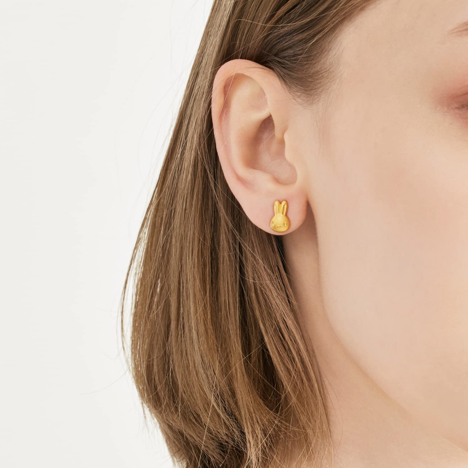 CHOW SANG SANG 999.9 24K Solid Gold Price-by-Weight 1.27g Gold Carrot and Rabbit Asymmetric Stud Earrings for Women 93648E