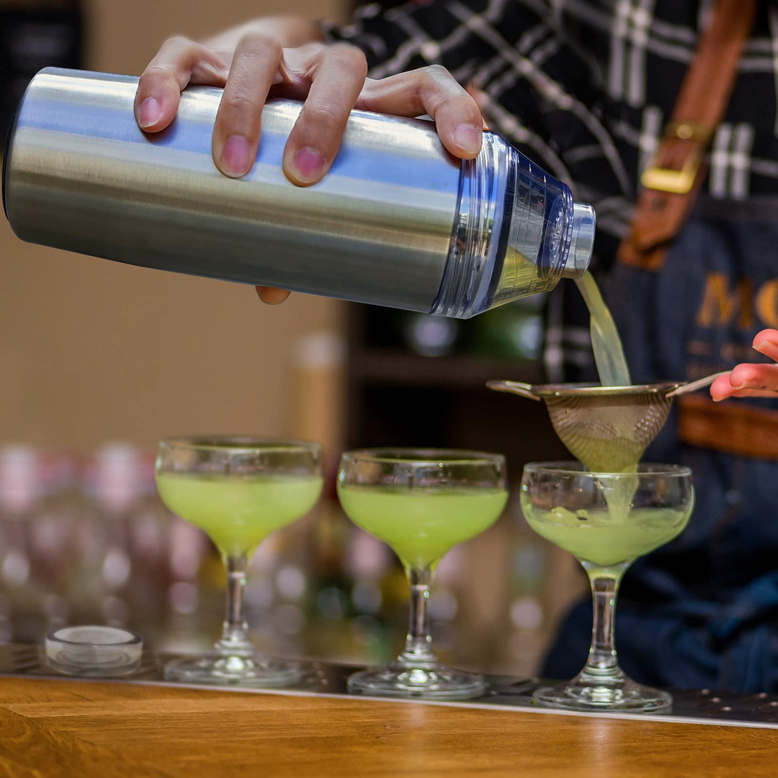 Cocktail Shaker with Measuring System - Signice 20 Oz Vacuum Insulated Martini Shaker Stainless Steel Margarita Drink Shaker Mixer for Bartender,100% Leak Proof