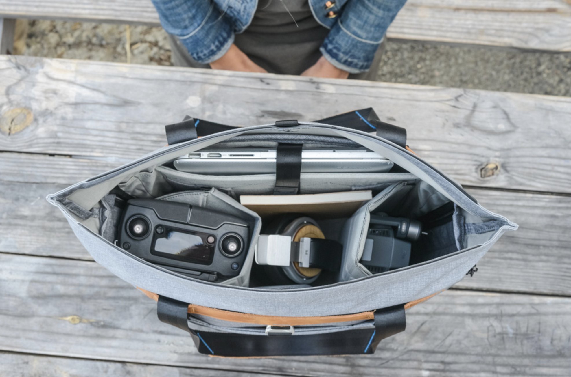 Peak Design Everyday Tote Shoulder Bag/Messenger Bag, Charcoal, Camera Case/Cover (Shoulder Bag, Universal, Shoulder Strap, Notebook Compartment, Charcoal)