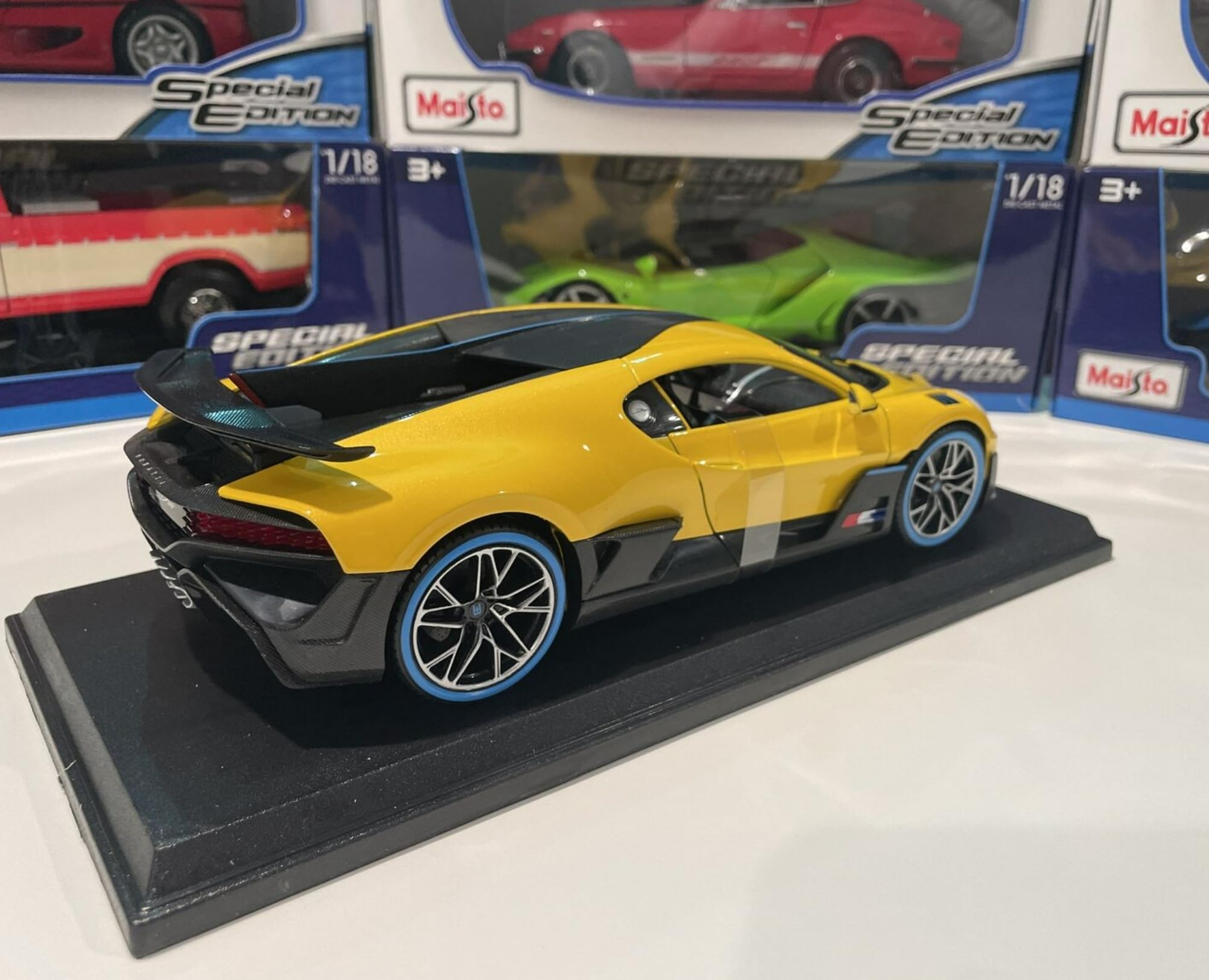 Bugatti Divo 1:18 Special Edition diecast car (Yellow)