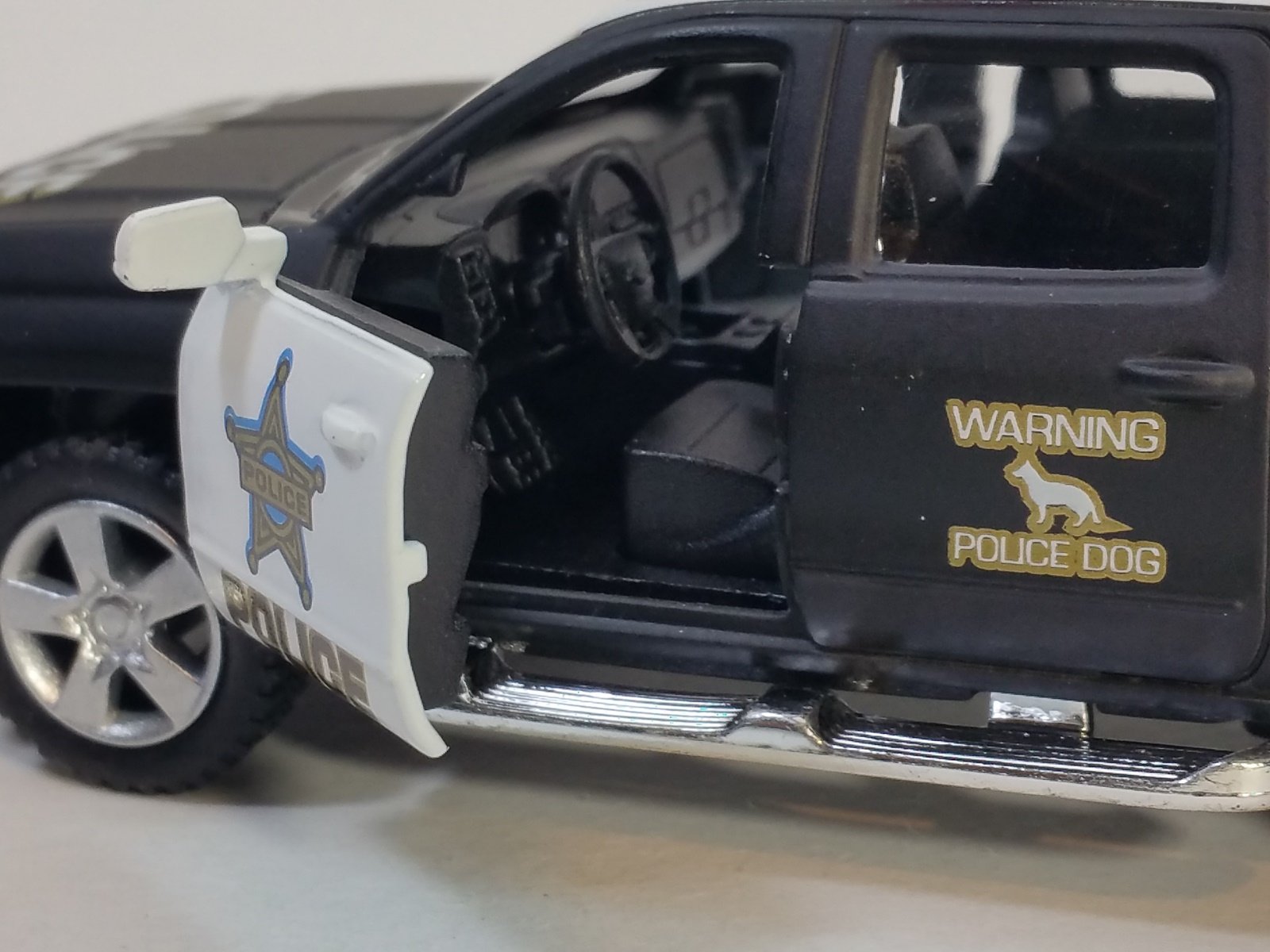 KiNSMART 2014 Chevrolet Silverado LTZ Crew Cab 4x4 1:46 Scale 5 Inch Diecast Metal Model Pick-up Interceptor Truck Police K9 Unit