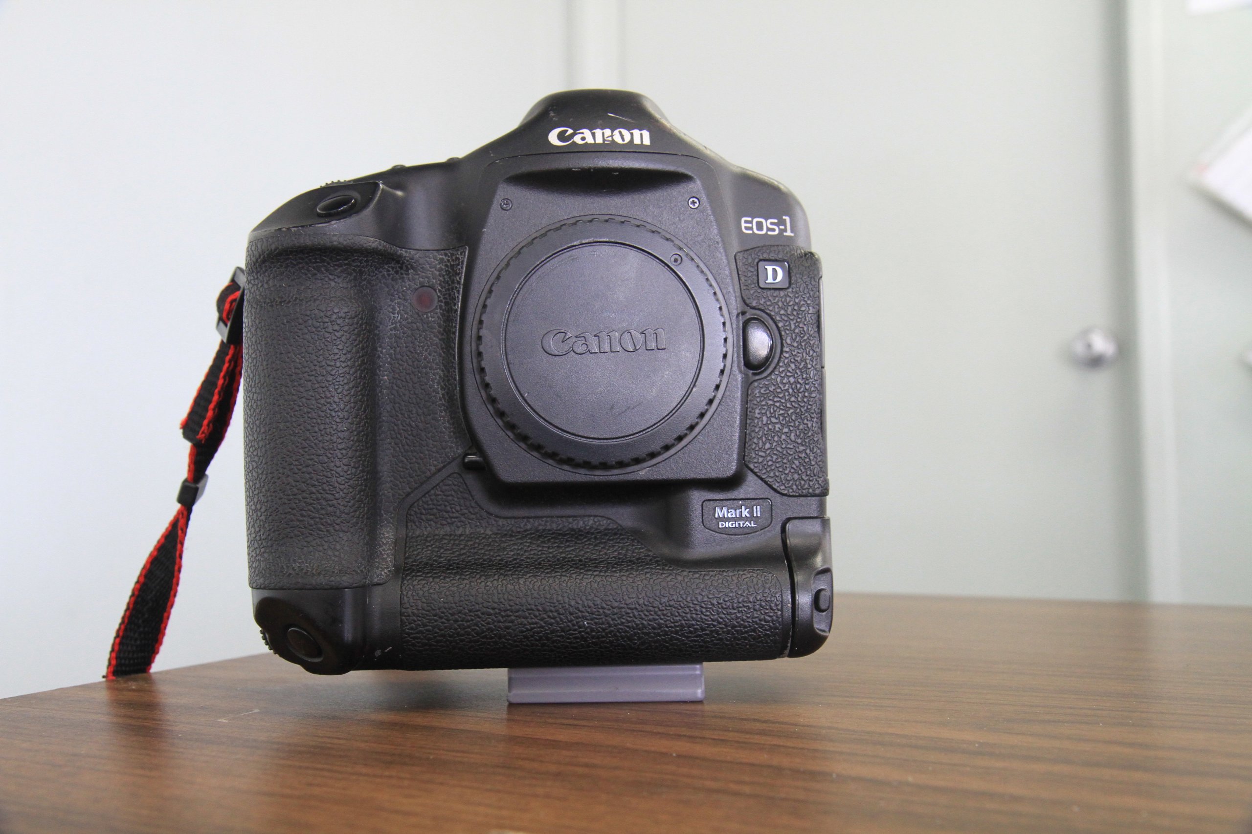 Canon EOS-1D Mark II 8.2MP Digital SLR Camera (Body Only)