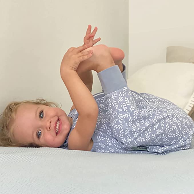 molis & co. Toddler Sleep Sack with Feet, 18-24 Months. 0.5 TOG Lightweight Baby Sleeping Bag with Legs. Unisex Leafprint. Cotton Toddler Wearable Blanket