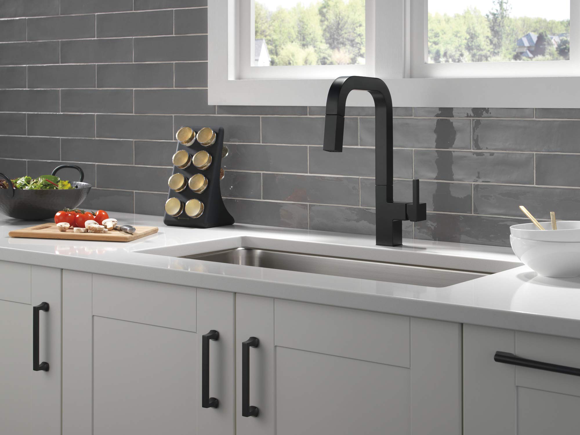 Delta Faucet Junction Matte Black Kitchen Faucet Black, Kitchen Faucets with Pull Down Sprayer, Kitchen Sink Faucet, Faucet for Kitchen Sink, Magnetic Docking Spray Head, Matte Black 19825LF-BL