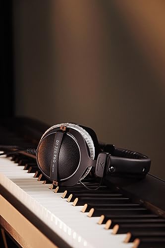 beyerdynamic DT 770 PRO 250 Ohm Over-Ear Studio Headphones in black. Closed construction, wired for studio use, ideal for mixing in The studio