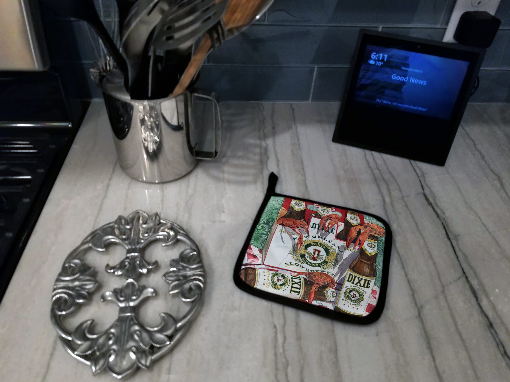 Caroline's Treasures 8541PTHD Dixie Beer and Crawfish New Orleans Pair of Pot Holders Kitchen Heat Resistant Pot Holders Sets Oven Hot Pads for Cooking Baking BBQ, 7 1/2 x 7 1/2