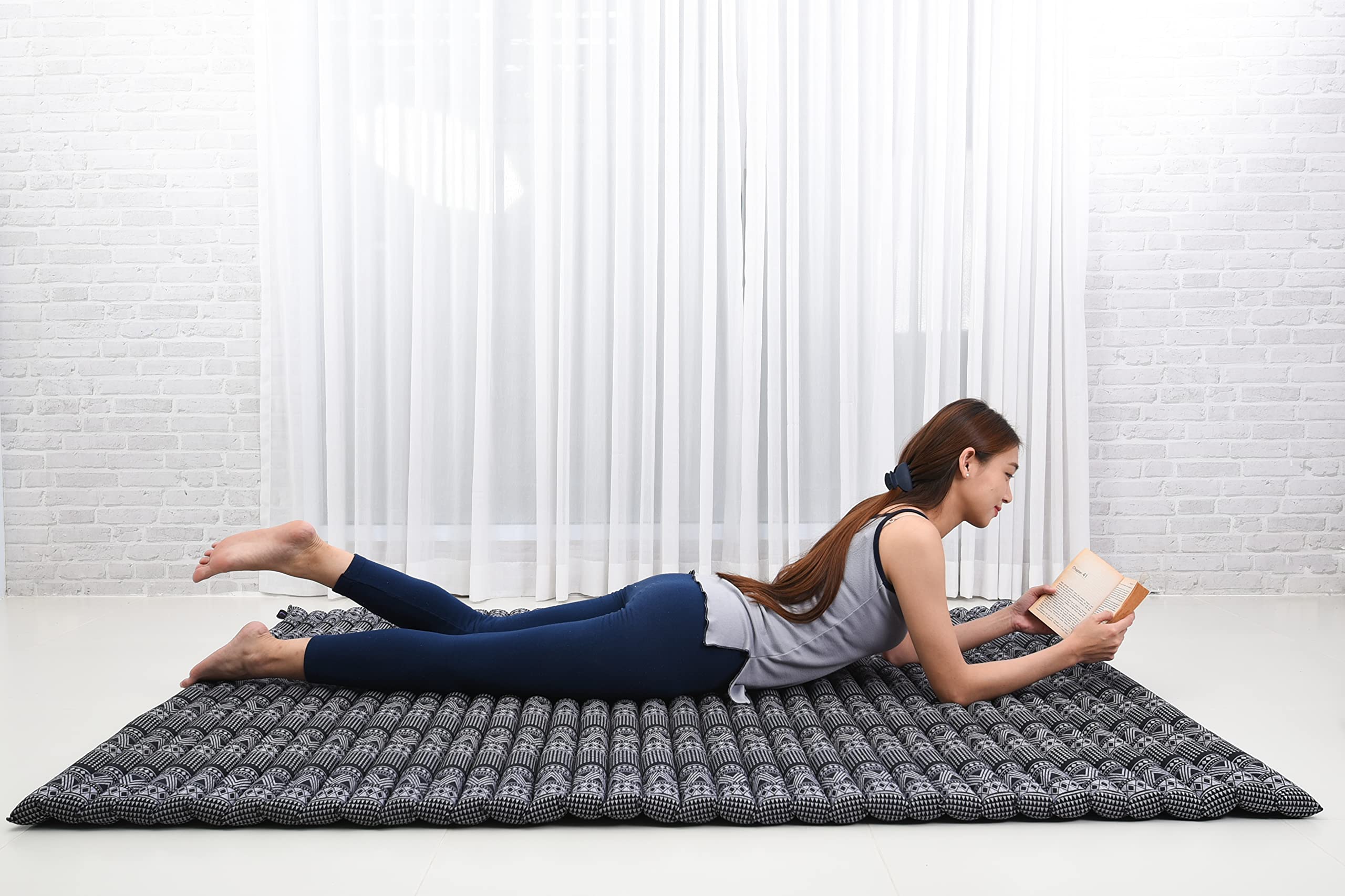 Leewadee - Foldable Floor Mattress - Japanese Roll Up Futon -Trifold Tatami Mat- Guest Floor Bed - Camping Mattress - Thai Massage Mat, Kapok Filled, 75 x 57 inches, Black White