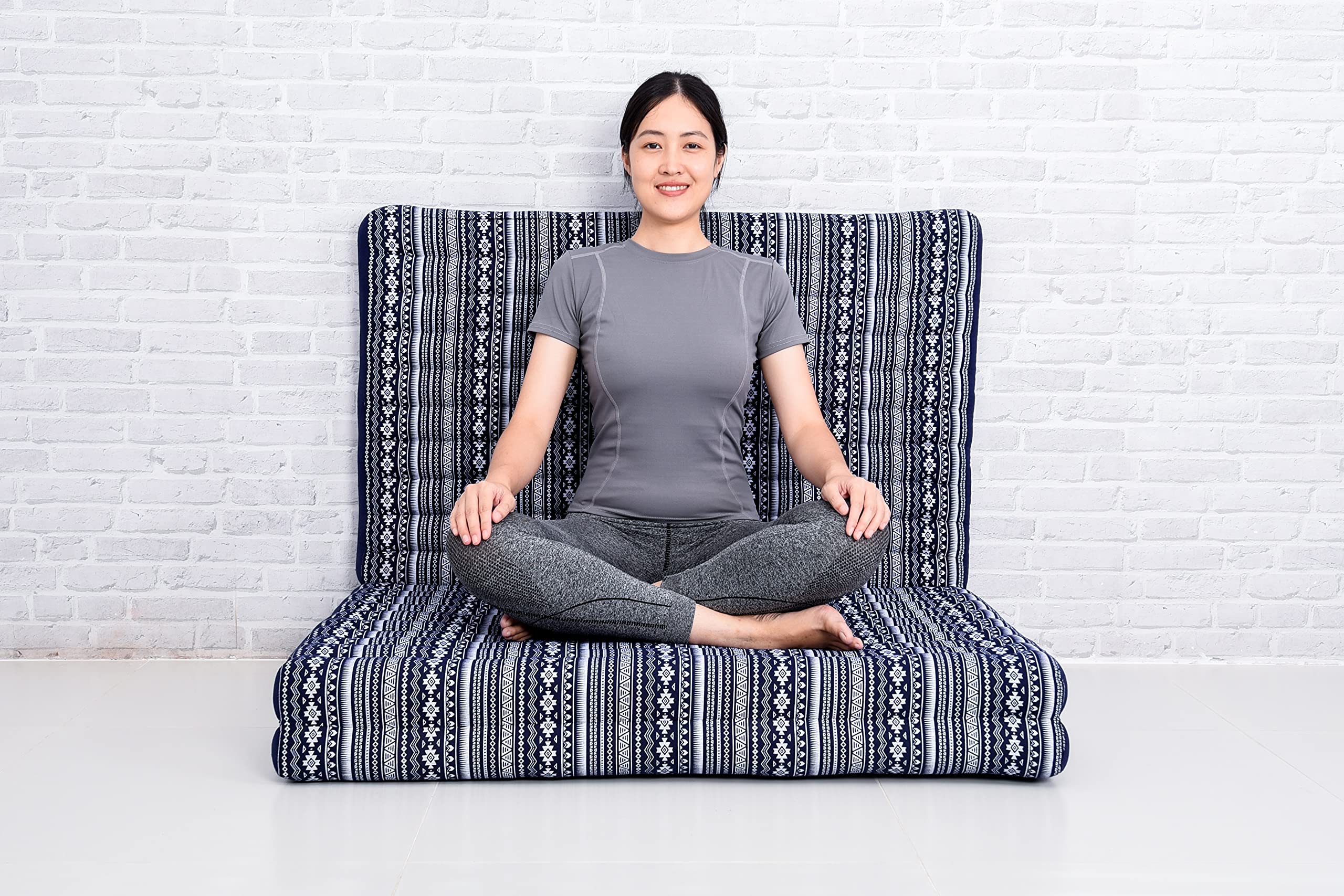 Leewadee Trifold Mattress XL β Comfortable Thai Massage Pad, Foldable Relaxation Floor Mattress Filled with Kapok, Perfect to Use as a Sleeping Mat 79 x 39 inches, Blue White