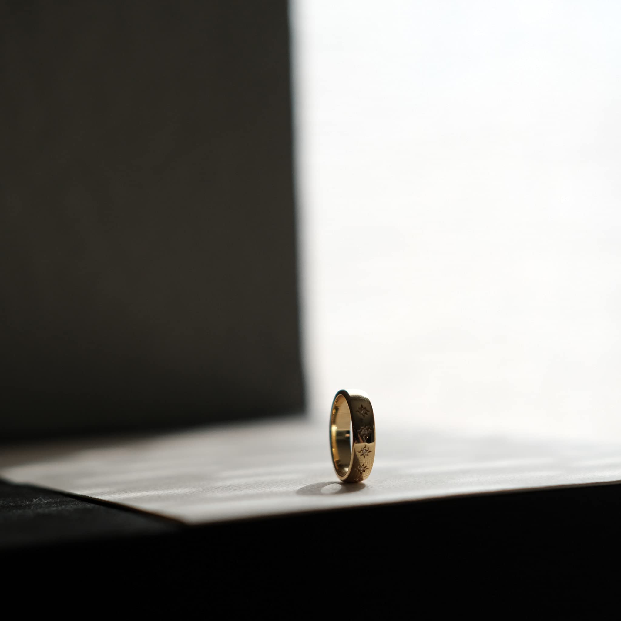 BLOSSOM & HUE Simple Star Set Band Ring | Starbust Gold Band Ring | 18K Gold Plated Thick Statement Ring | Size 8 |