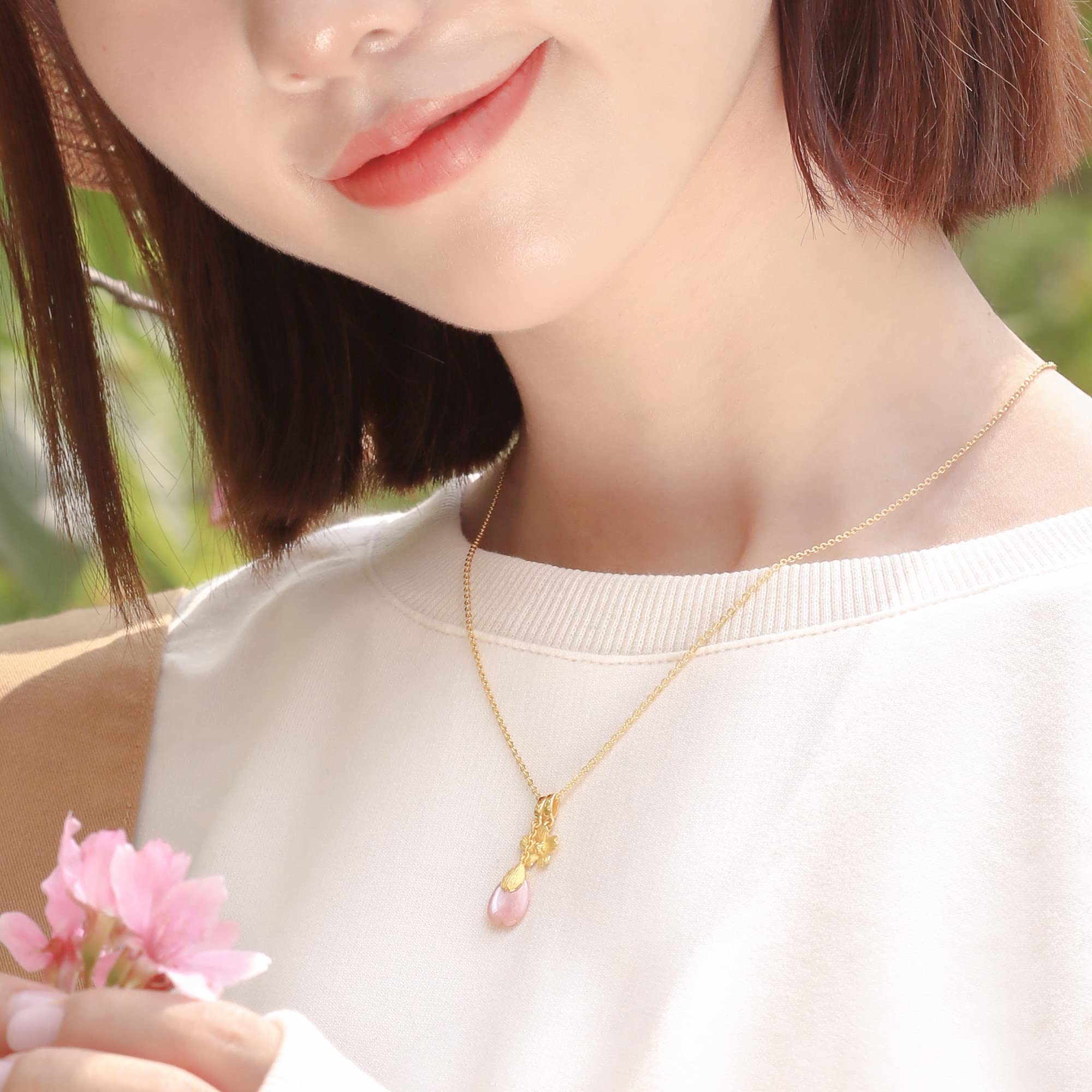 CHOW SANG SANG 999 24K Solid Gold Mother of Pearl Petals Pendant for Women 90321P [Not Include the Neckace]