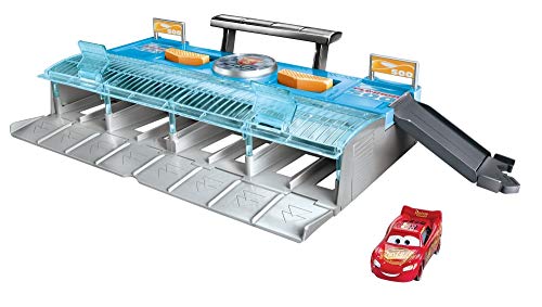Mattel Disney and Pixar Cars Toys, Ultimate 2-in-1 Launcher & Carry Case with Lightning McQueen Toy Car, Launch 8 Vehicles Together