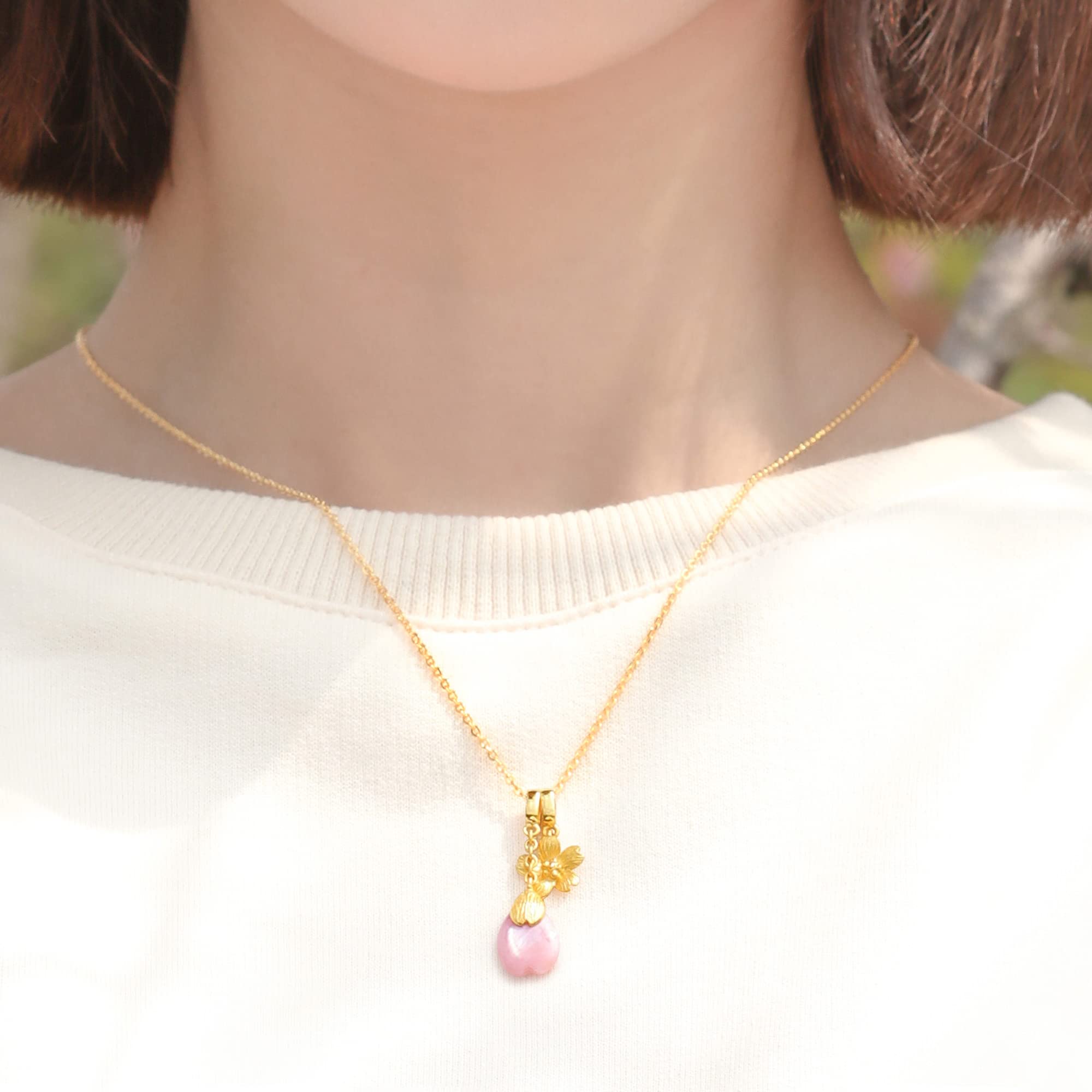 CHOW SANG SANG 999 24K Solid Gold Mother of Pearl Petals Pendant for Women 90321P [Not Include the Neckace]