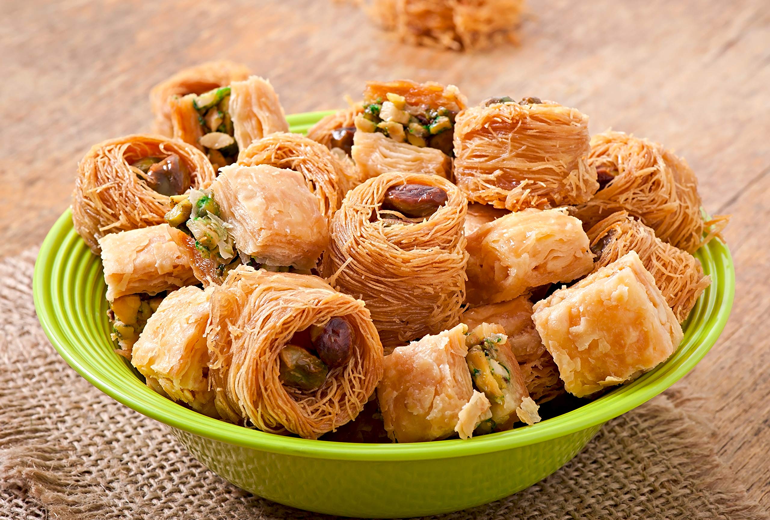Cerez Pazari Baklava Pastry Gift Box Halal Snacks 1.32lbs ℮ Apprx.45-48 pcs | Turkish Dessert Ideal for Fathers Day Gift