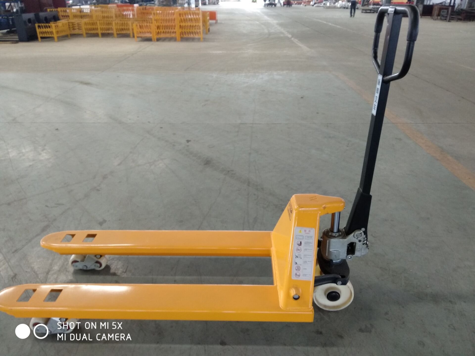 Casting Pump Nylon Wheel 5500LBS Hand Pallet Truck (1, Red)
