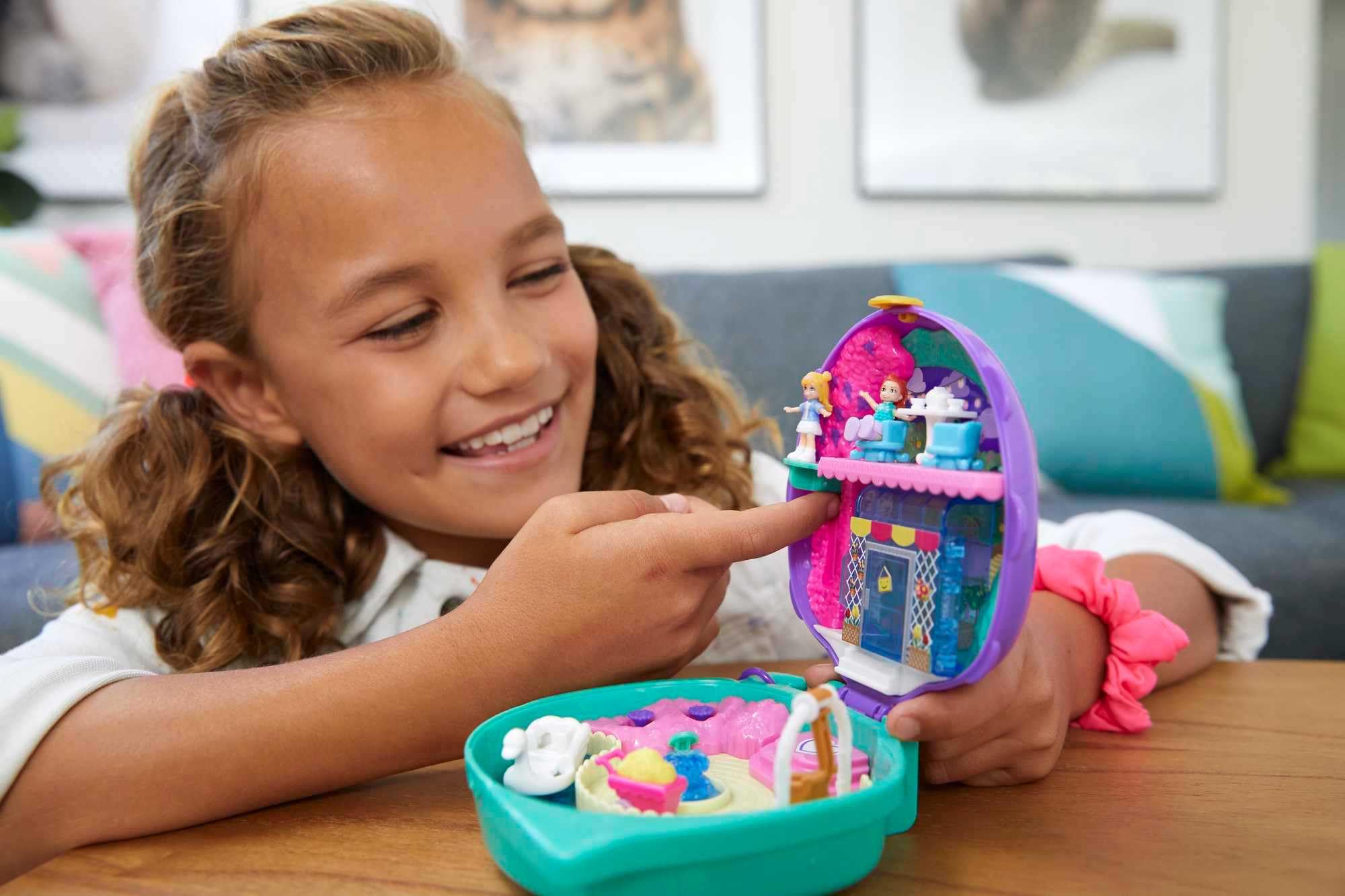 Polly Pocket Playset, Outdoor Toy with 2 Micro Dolls & Surprise Accessories, Pocket World Lil Ladybug Garden Compact