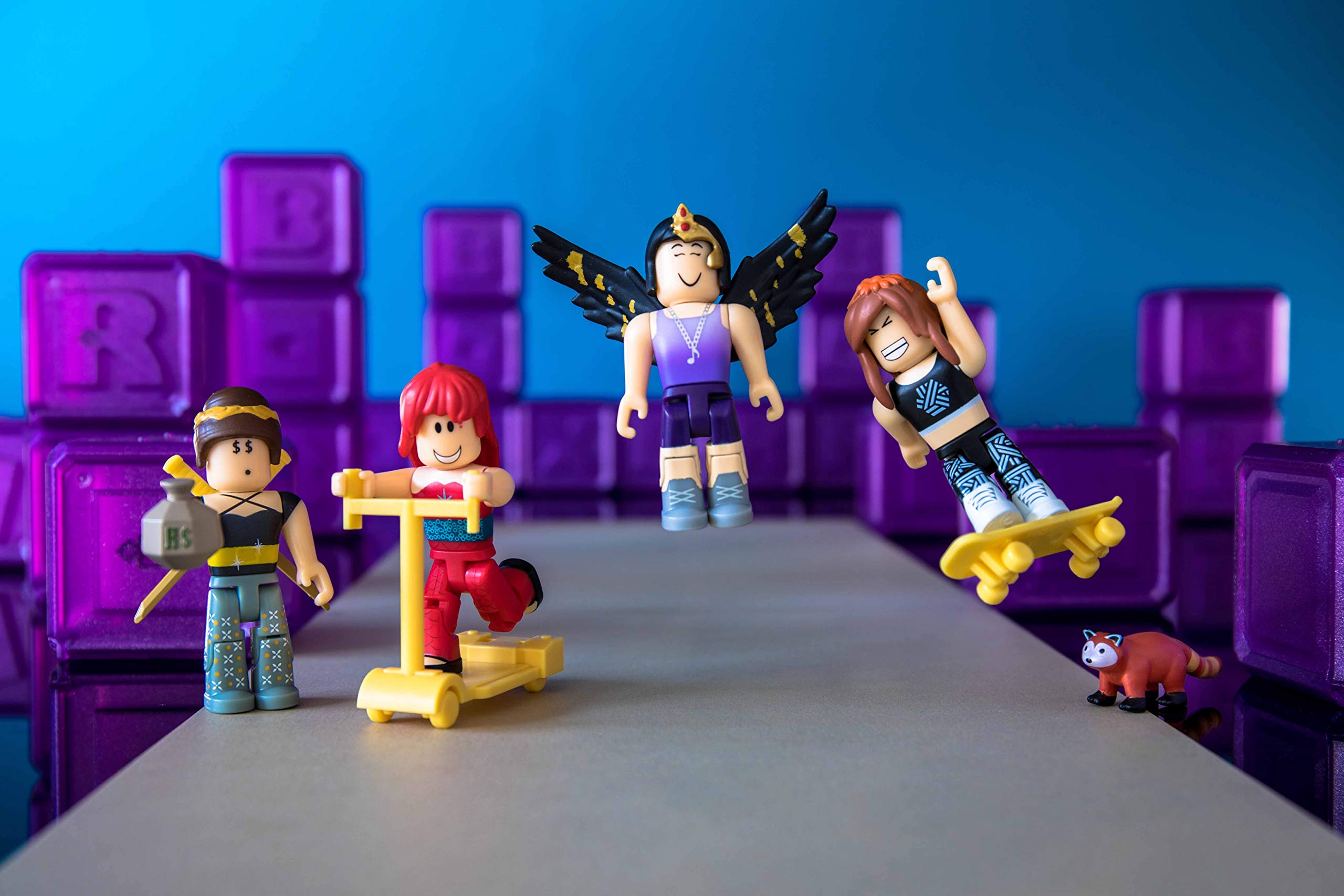 Roblox Celebrity Collection - Build a Billionaire Heiress Four Figure Pack [Includes Exclusive Virtual Item]