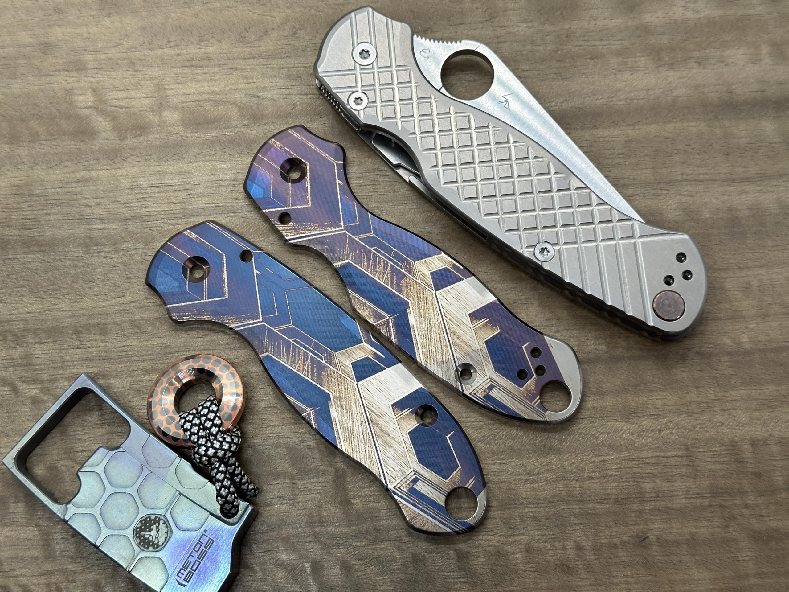 Falcon Heat ano Engraved Titanium Scales for Spyderco para 3