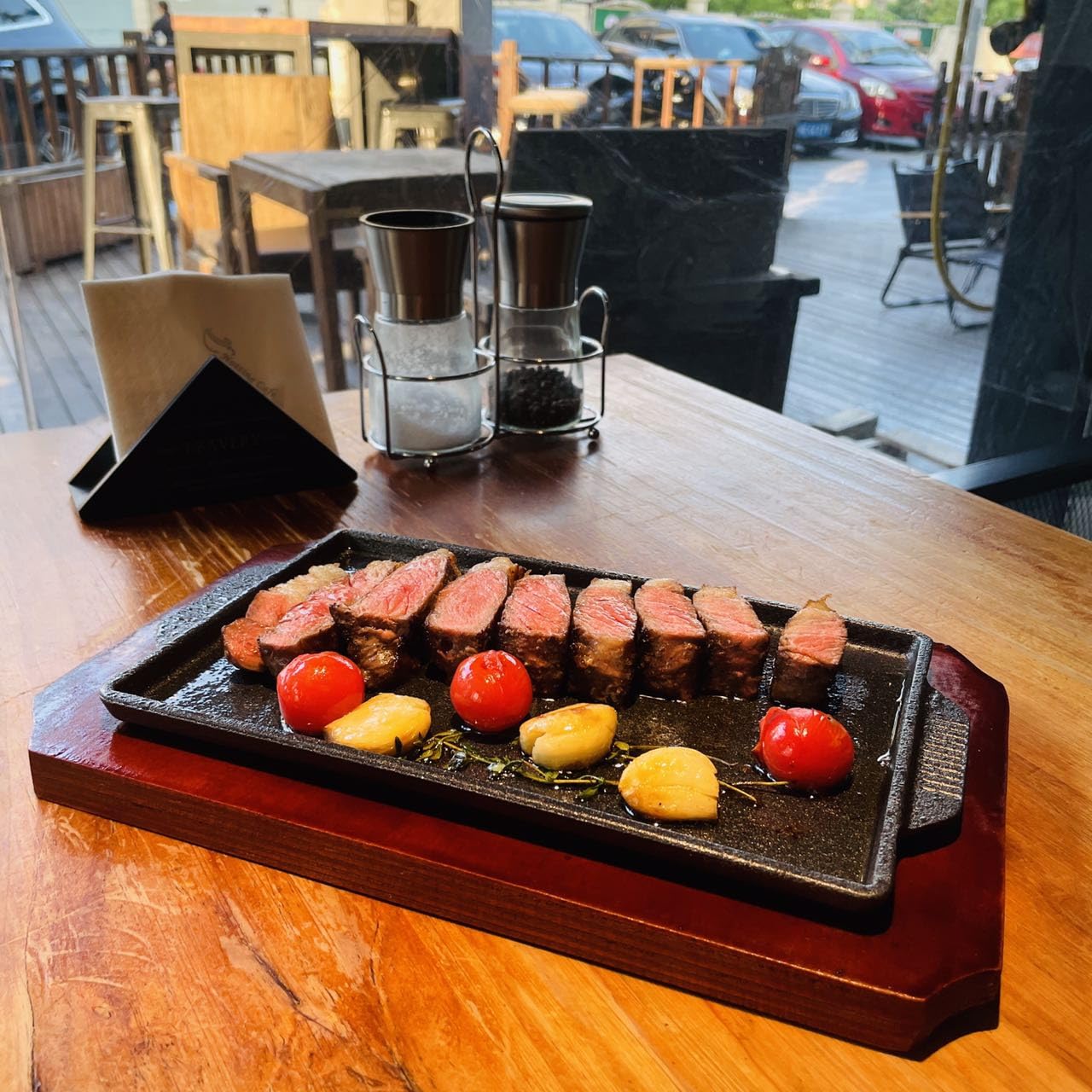 FJPTFENG Cast Iron Steak Plate, Grill Pans, Sizzle Griddle with Wooden Base, Steak Pan, Griddle Grill Pan with handles (Plate 6.7" x 4.4")