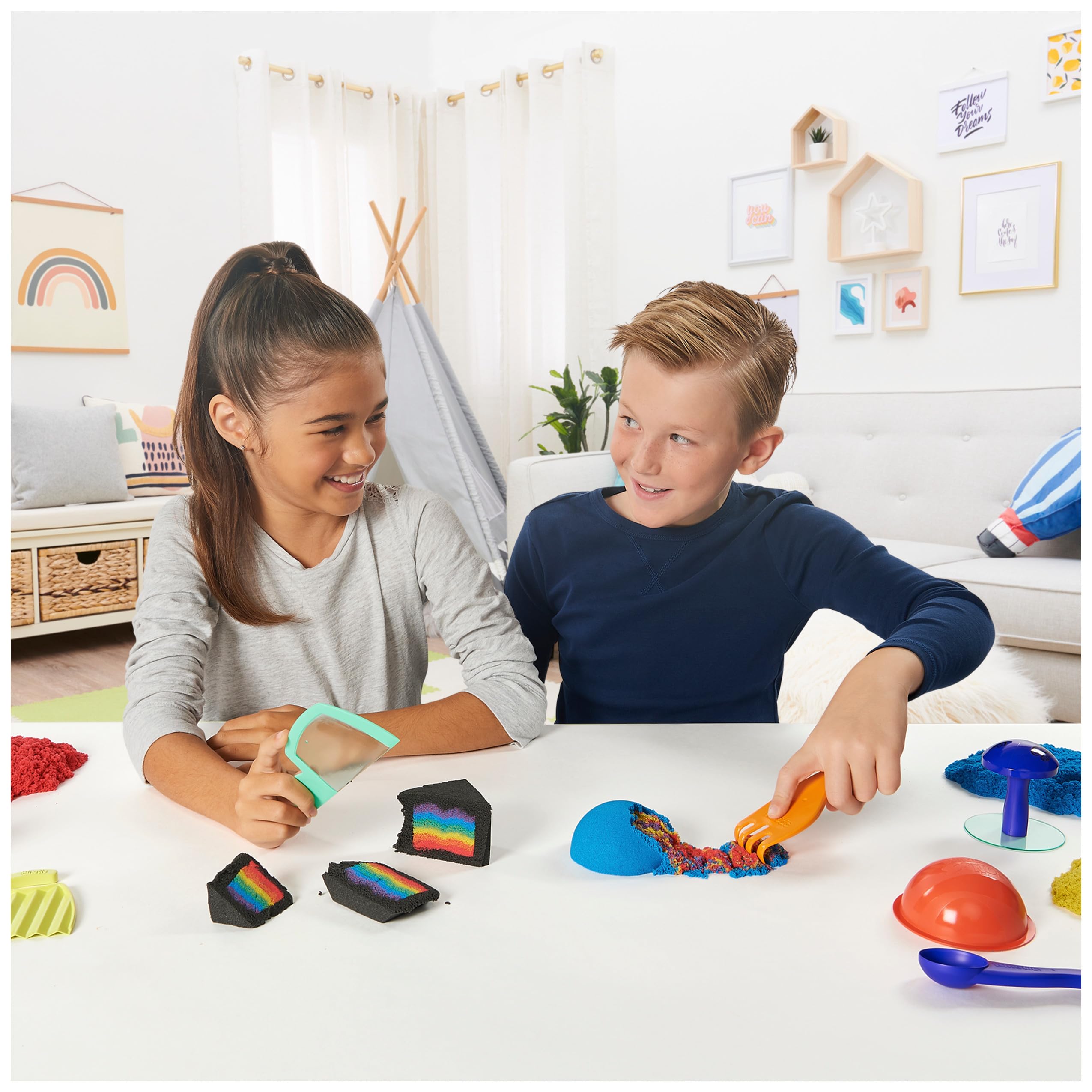 Spin Master 6061653 Kinetic Sand Sandisfactory Set with 2 lbs of Colored and Black Kinetic Sand