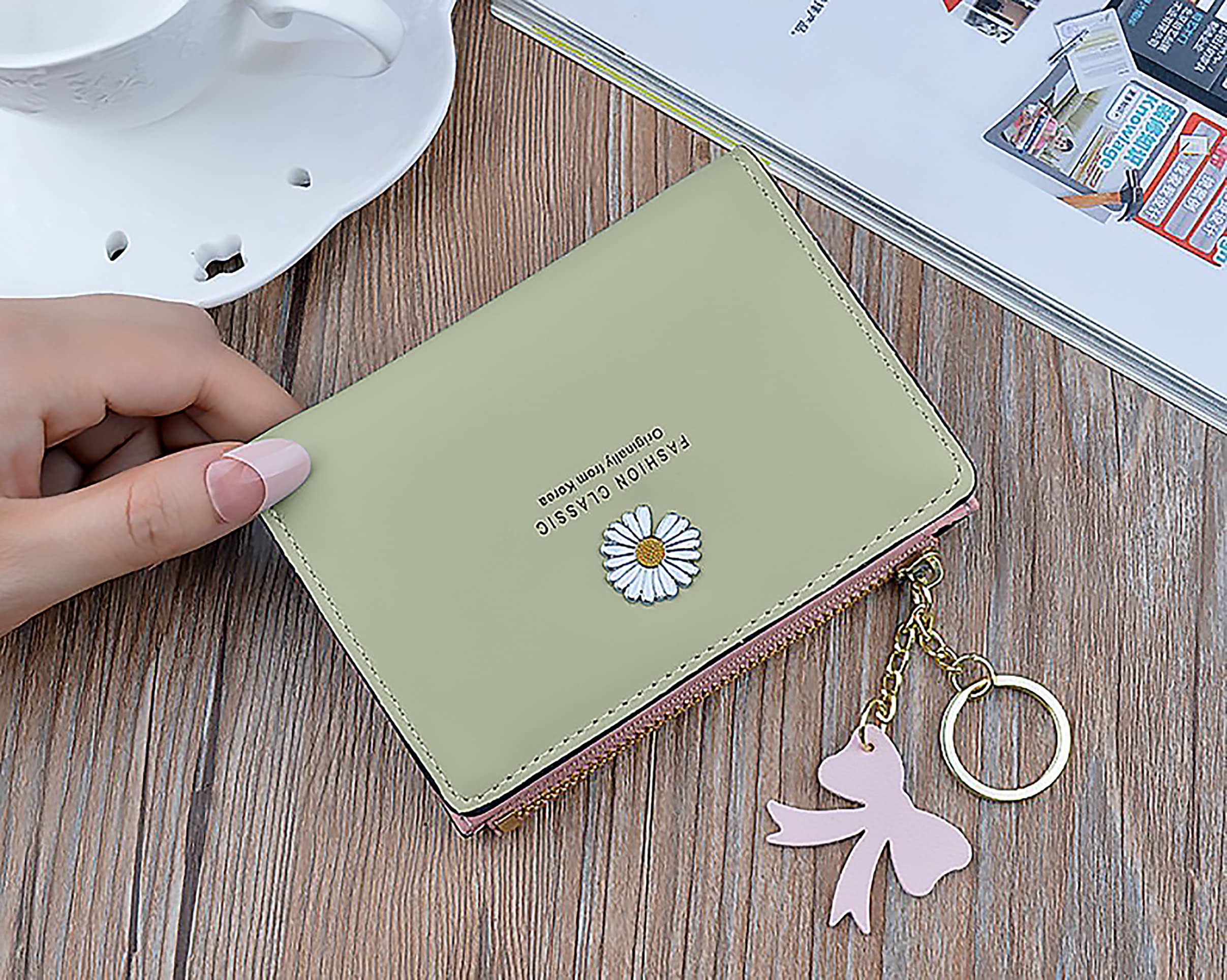 Women's wallet, female short Korean version of fashion chrysanthemum coin purse, soft thin wallet., Light green