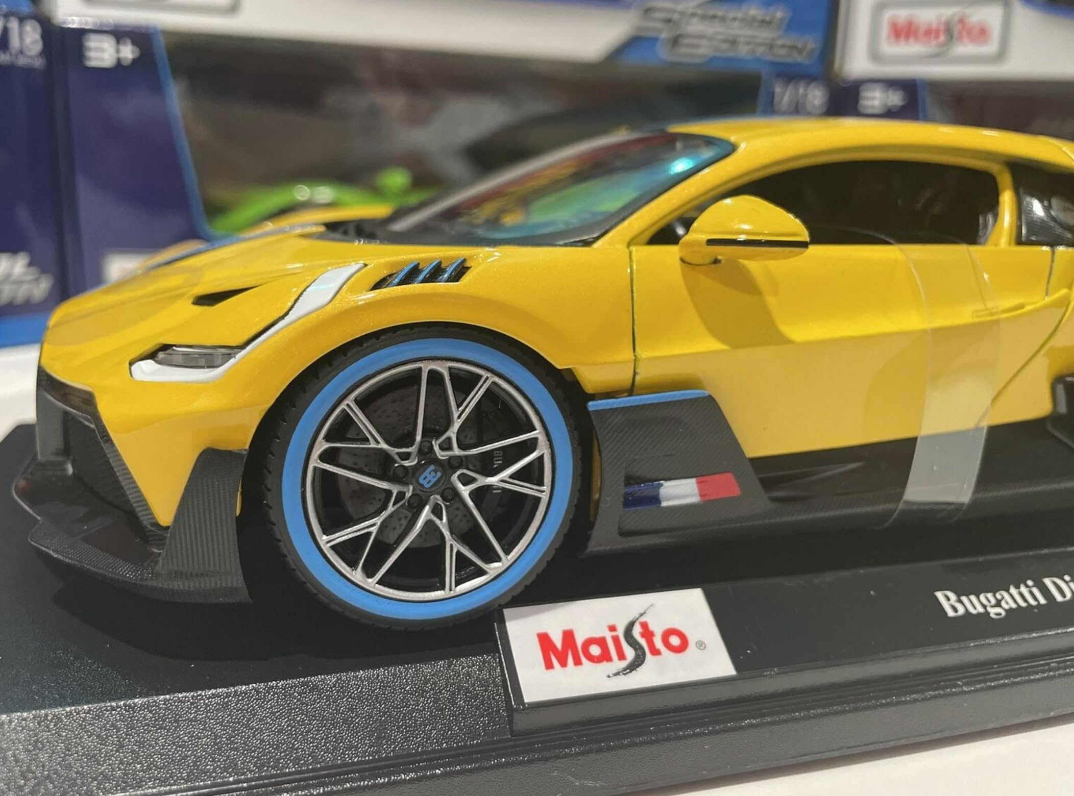 Bugatti Divo 1:18 Special Edition diecast car (Yellow)