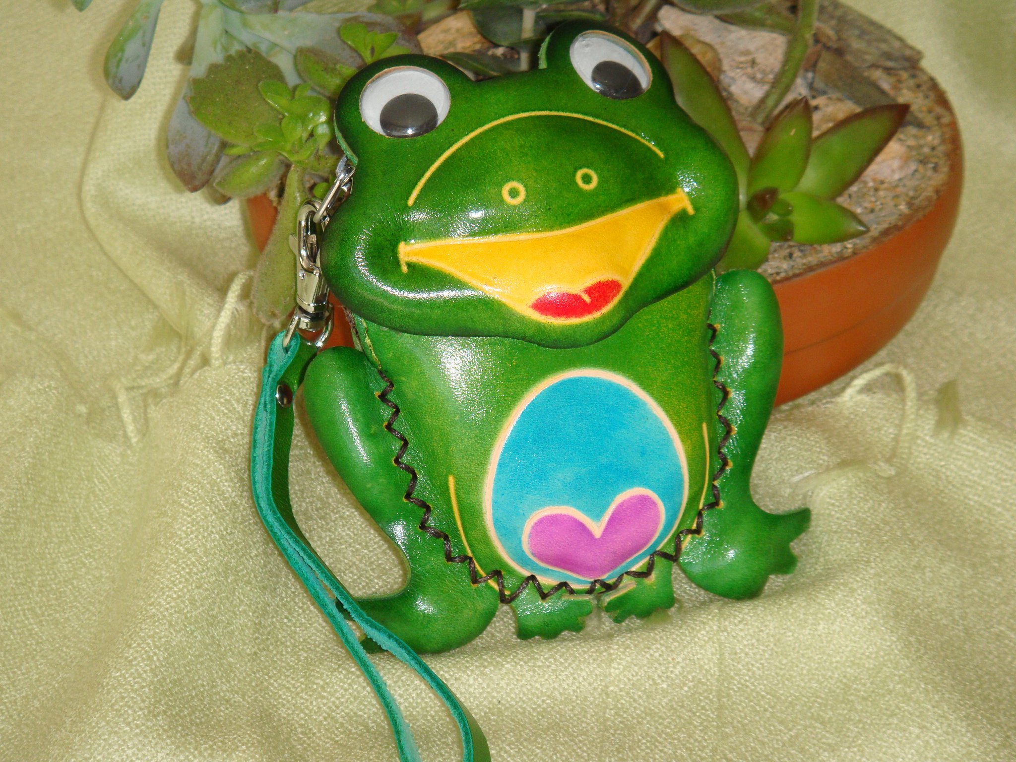 Leather Frog Change, Jewelry Holder. Handmade Happy Frog Coin Pouch, Wrist Strap and Zipper.