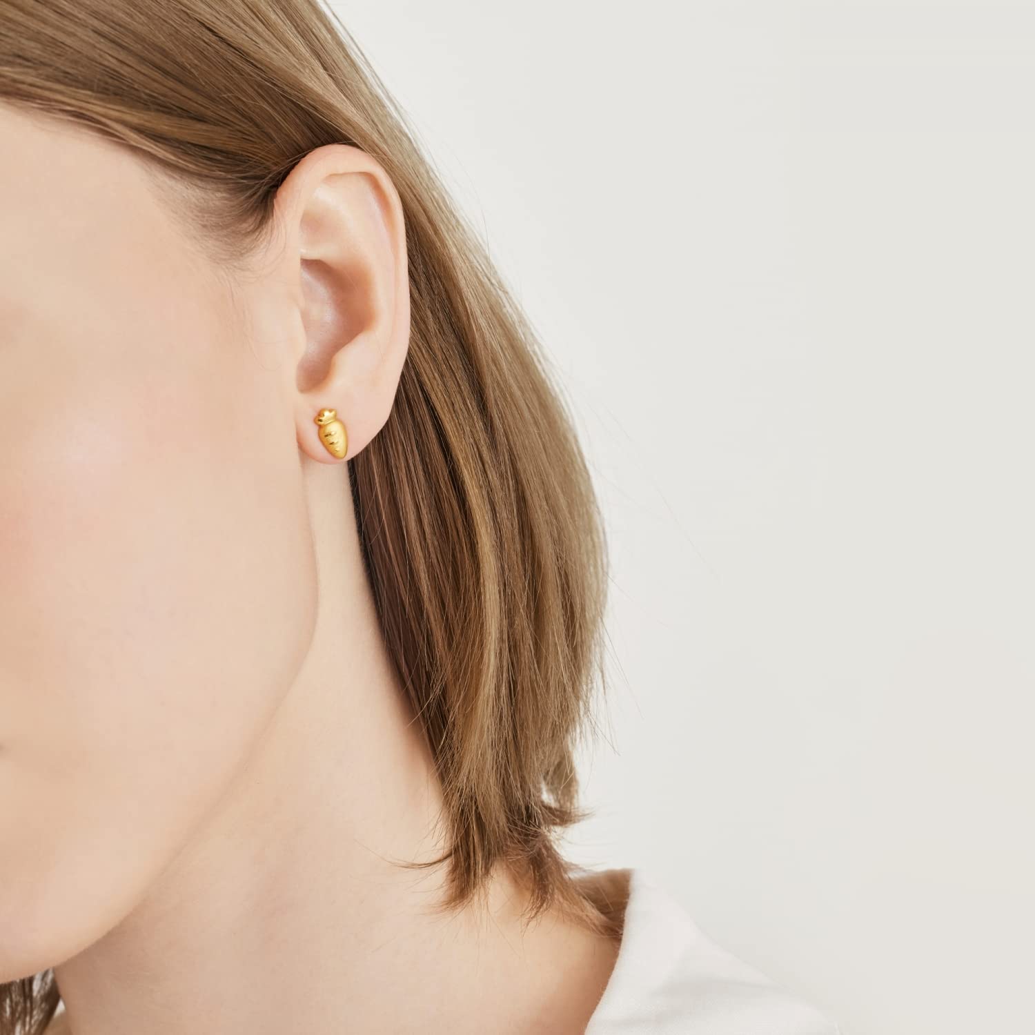 CHOW SANG SANG 999.9 24K Solid Gold Price-by-Weight 1.27g Gold Carrot and Rabbit Asymmetric Stud Earrings for Women 93648E