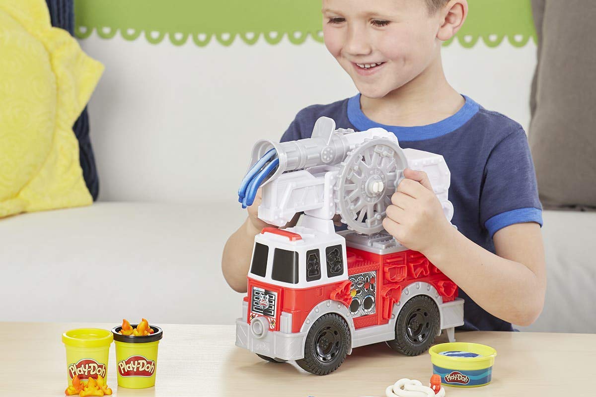 Play-Doh Wheels Firetruck Toy with 5 Non-Toxic Colors Including Play-Doh Water Compound (Amazon Exclusive)