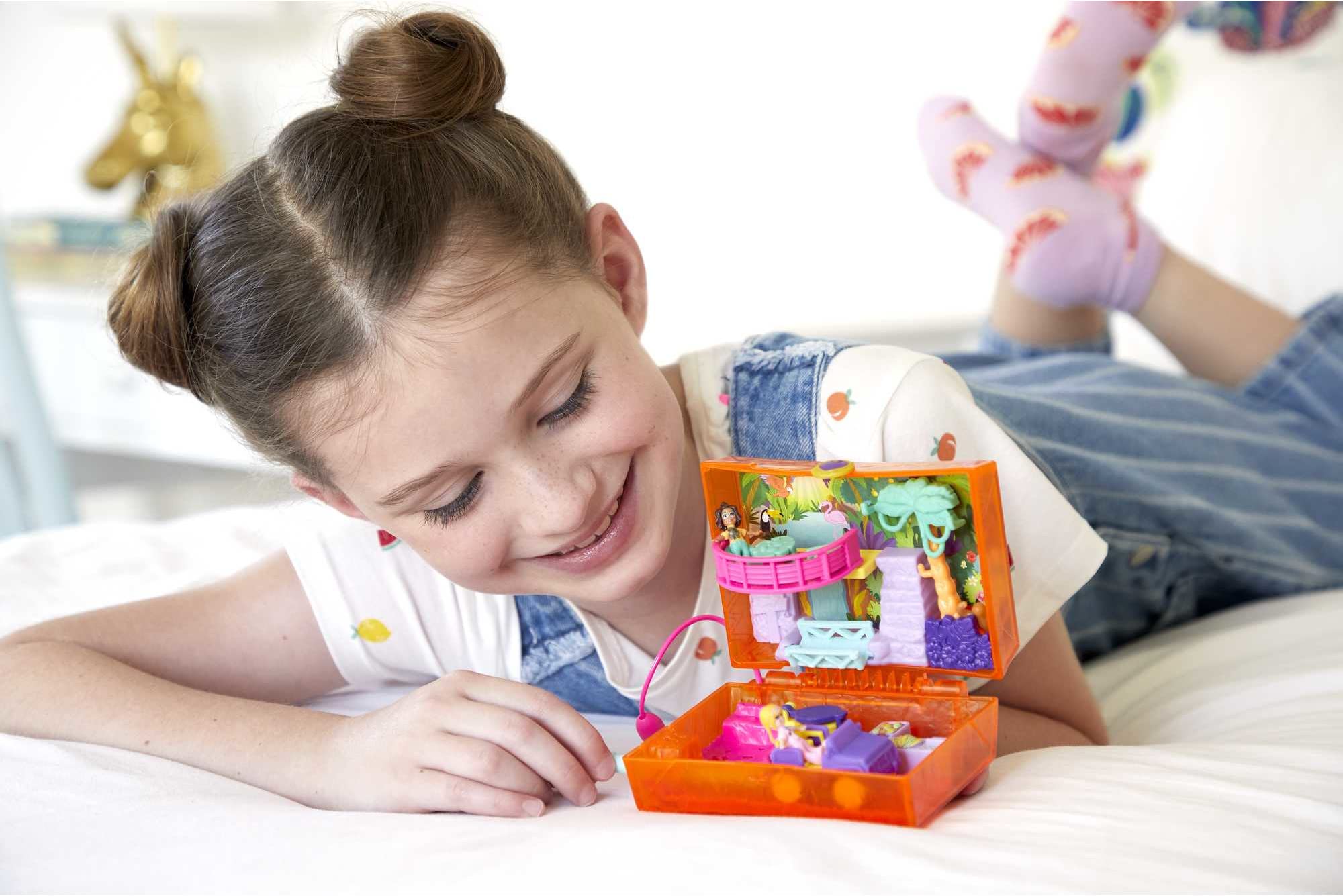 Polly Pocket Playset, Travel Toy with 2 Micro Dolls, Pet Sloths & Surprise Accessories, Jungle Safari Compact
