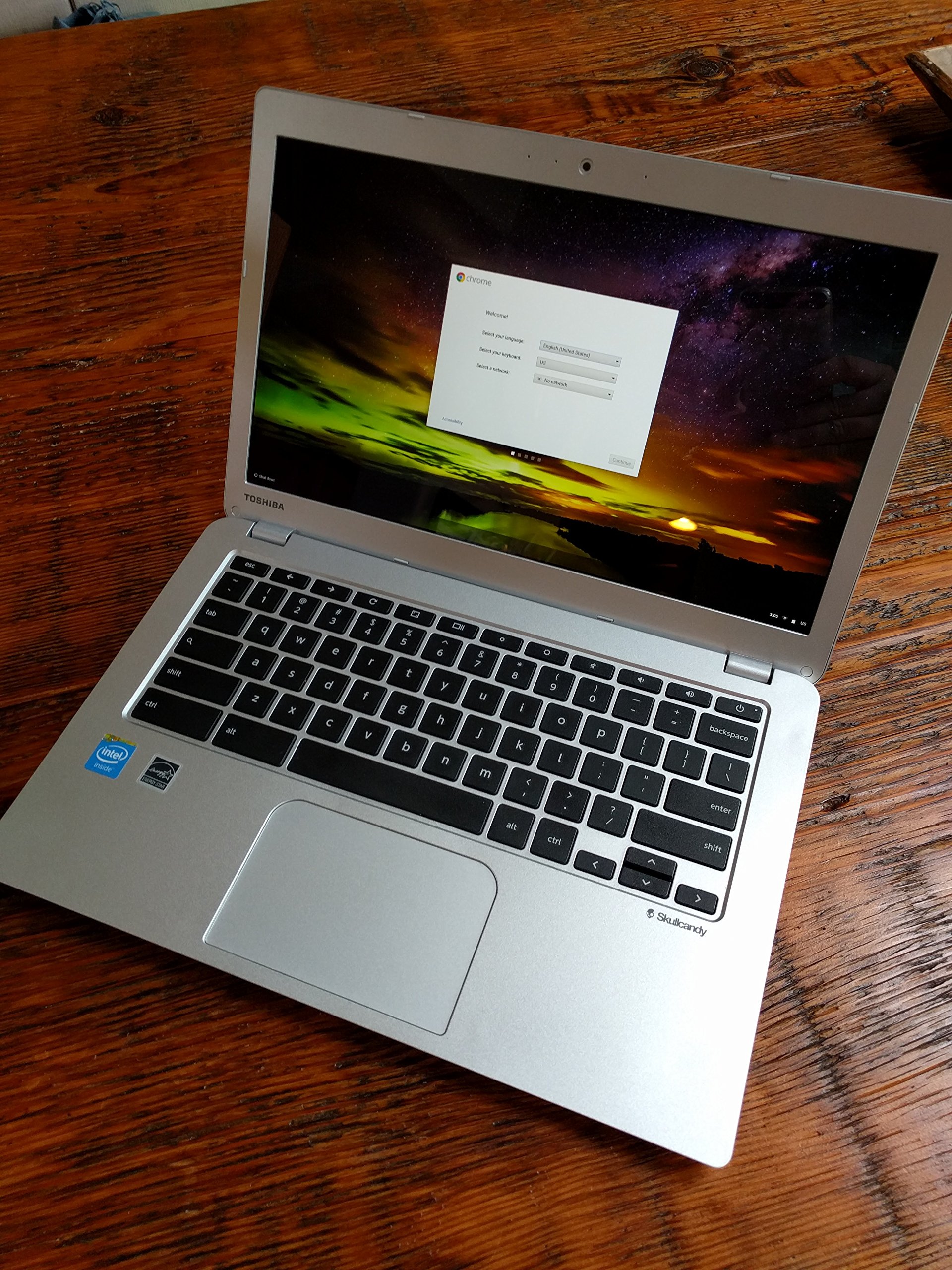 Toshiba CB35-B3340 13.3 Inch Chromebook (Intel Celeron, 4GB, 16GB SSD, Silver) Full HD-Screen