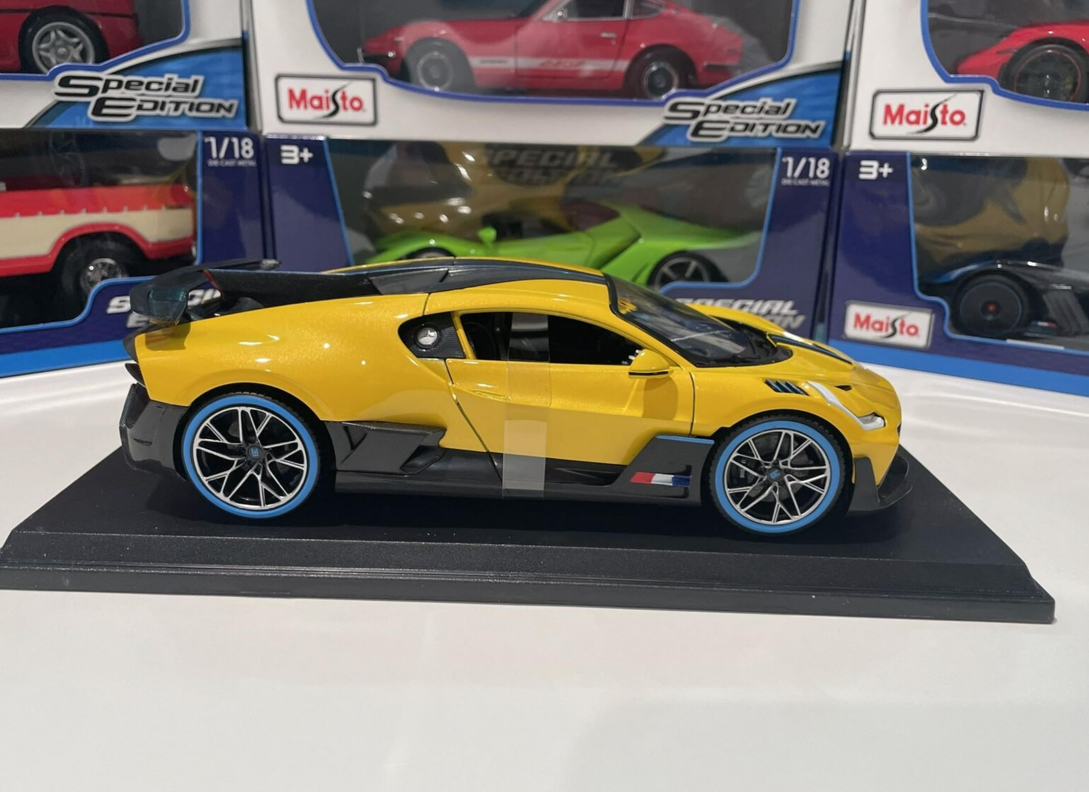 Bugatti Divo 1:18 Special Edition diecast car (Yellow)