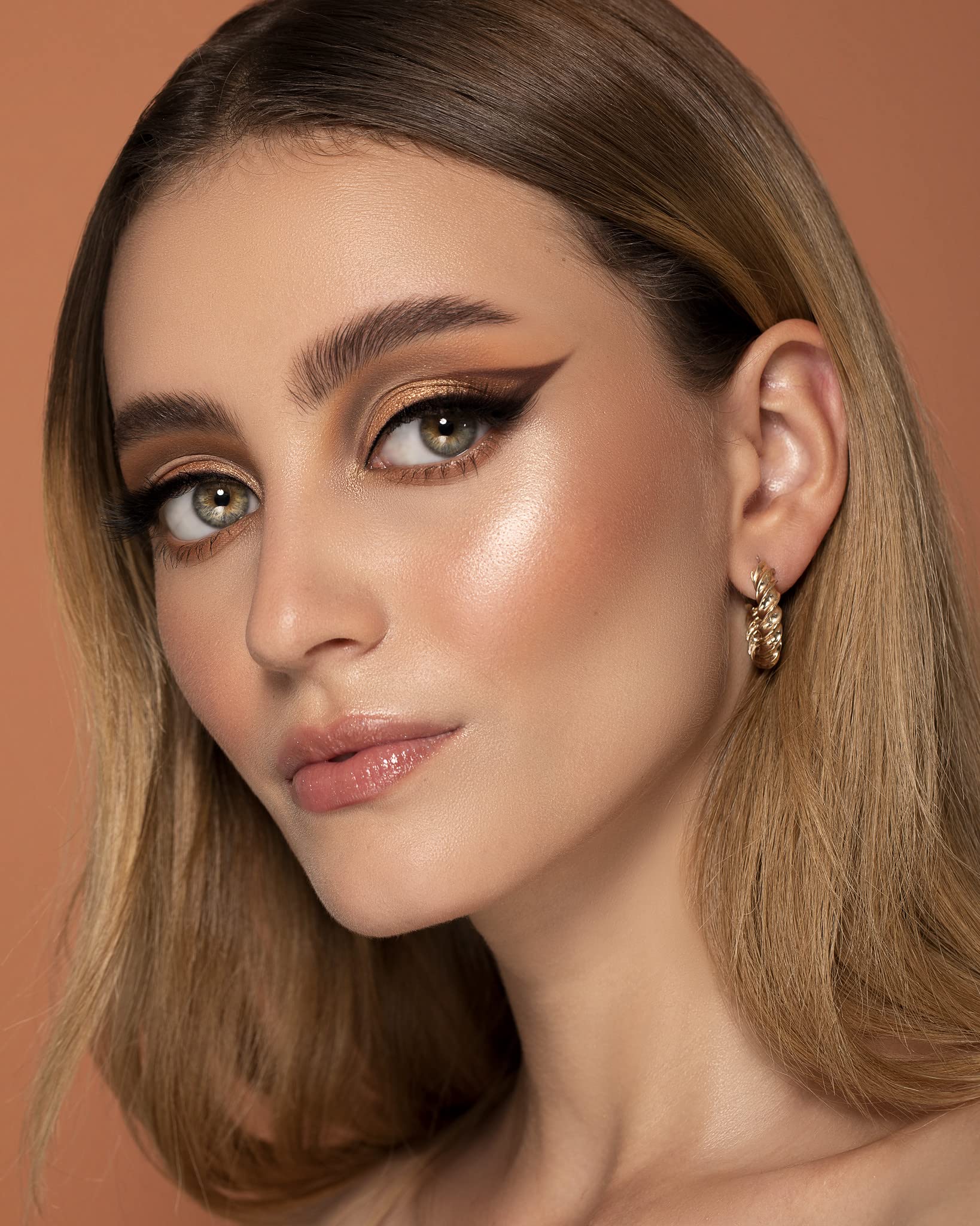 Sigma Beauty Professional F35 Tapered Highlighter synthetic Face Makeup Brush with SigmaTech® fibers for Highlighting and Contouring
