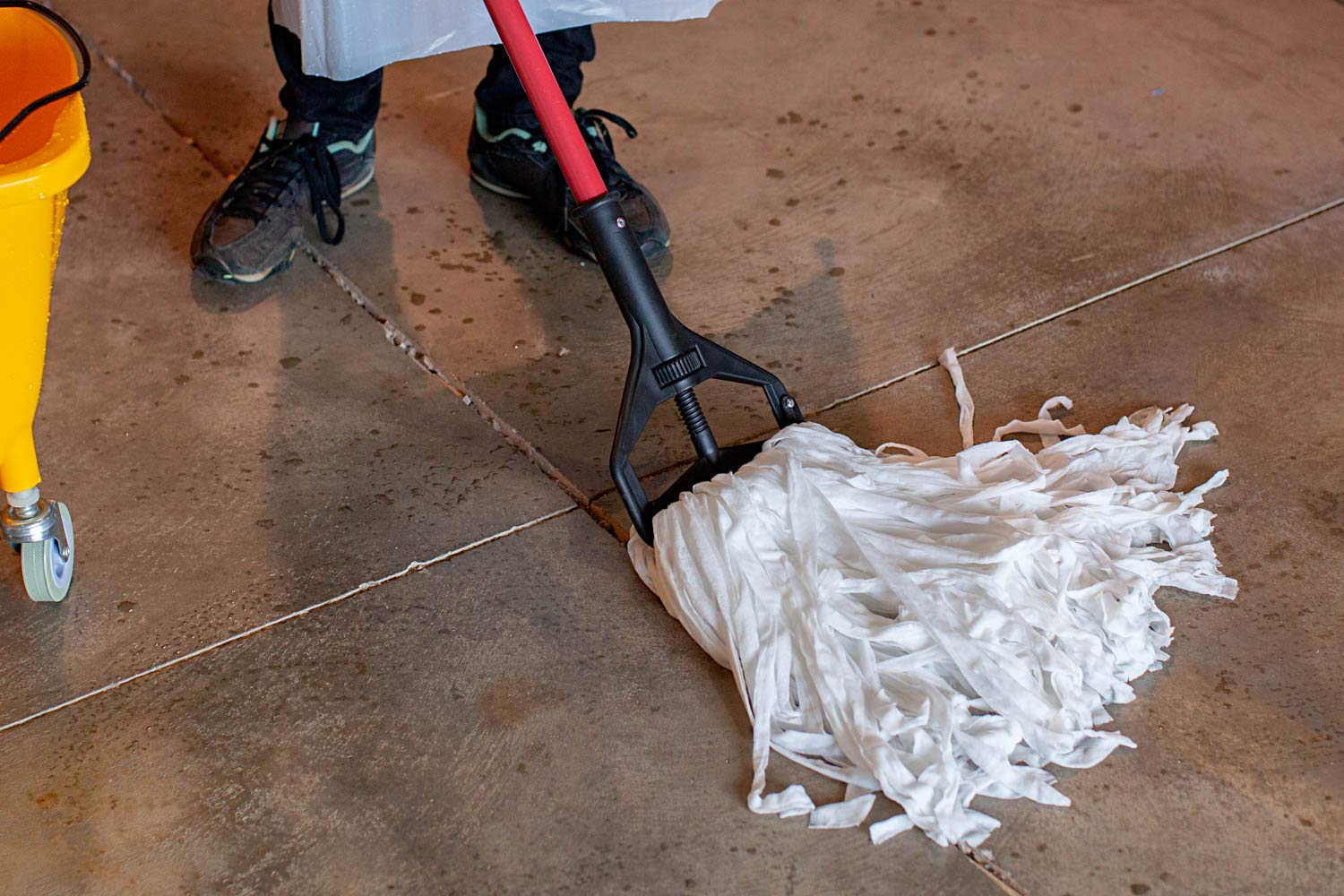 KLEEN HANDLER Disposable Industrial Mop Head Replacement, Non-Woven Cut End Floor Cleaning Wet Mop Head Refill (Pack of 12)