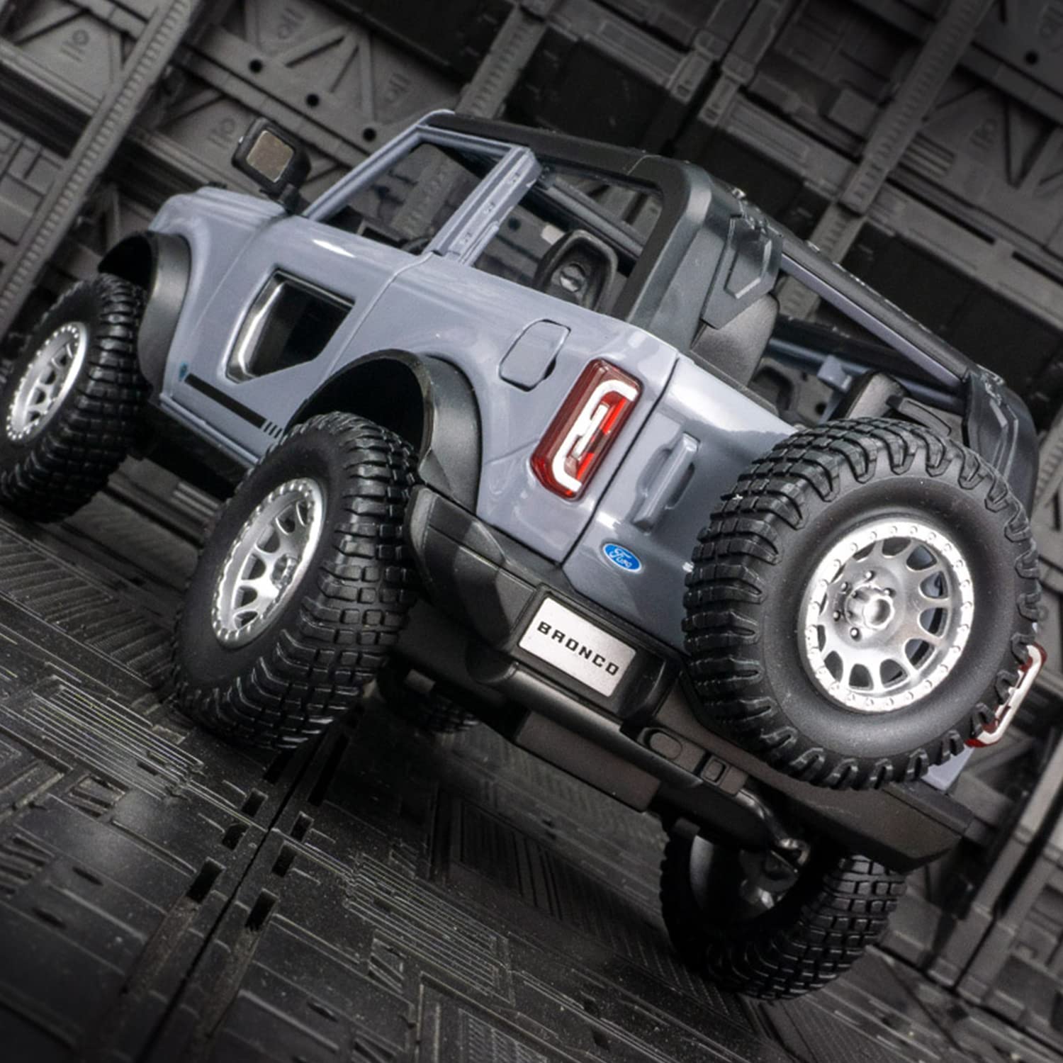 Diecast Car Ford Bronco 1:24, Mental Toy Cars Diecast Model, Pull Back Car, Gifts for Boys Adults, White