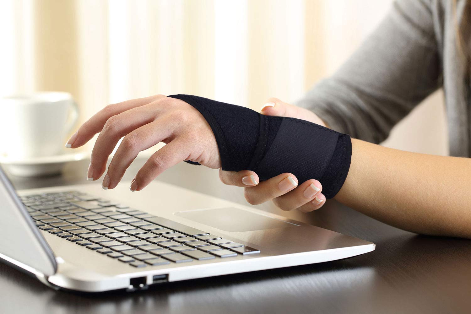 Carpal Tunnel Wrist Brace, 1 Pair Adjustable Wrist Compression Wrap for Sprains, Wrist Tendonitis, Pain Relief, Injury Recovery Fit for Both Left Hand and Right Hand