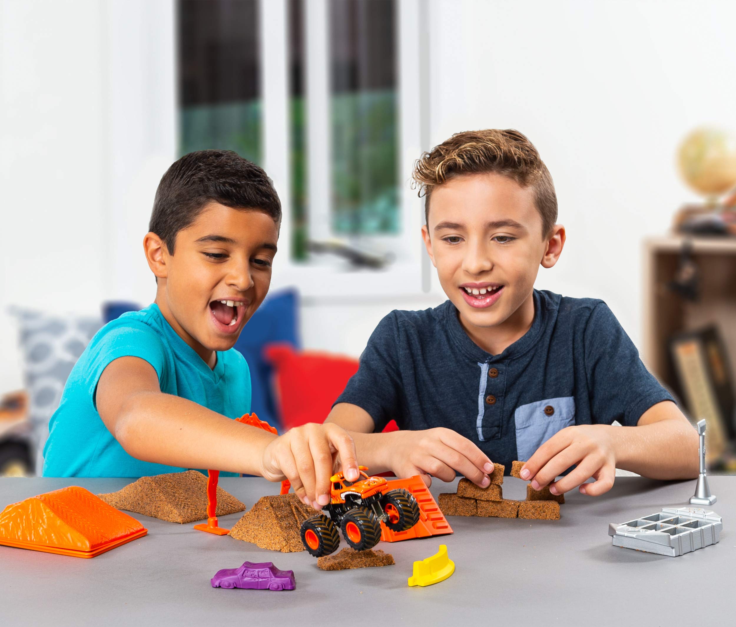 Monster Jam, El Toro Loco Monster Dirt Deluxe Set, Featuring 16oz of Monster Dirt and Official 1:64 Scale Die-Cast Monster Jam Truck