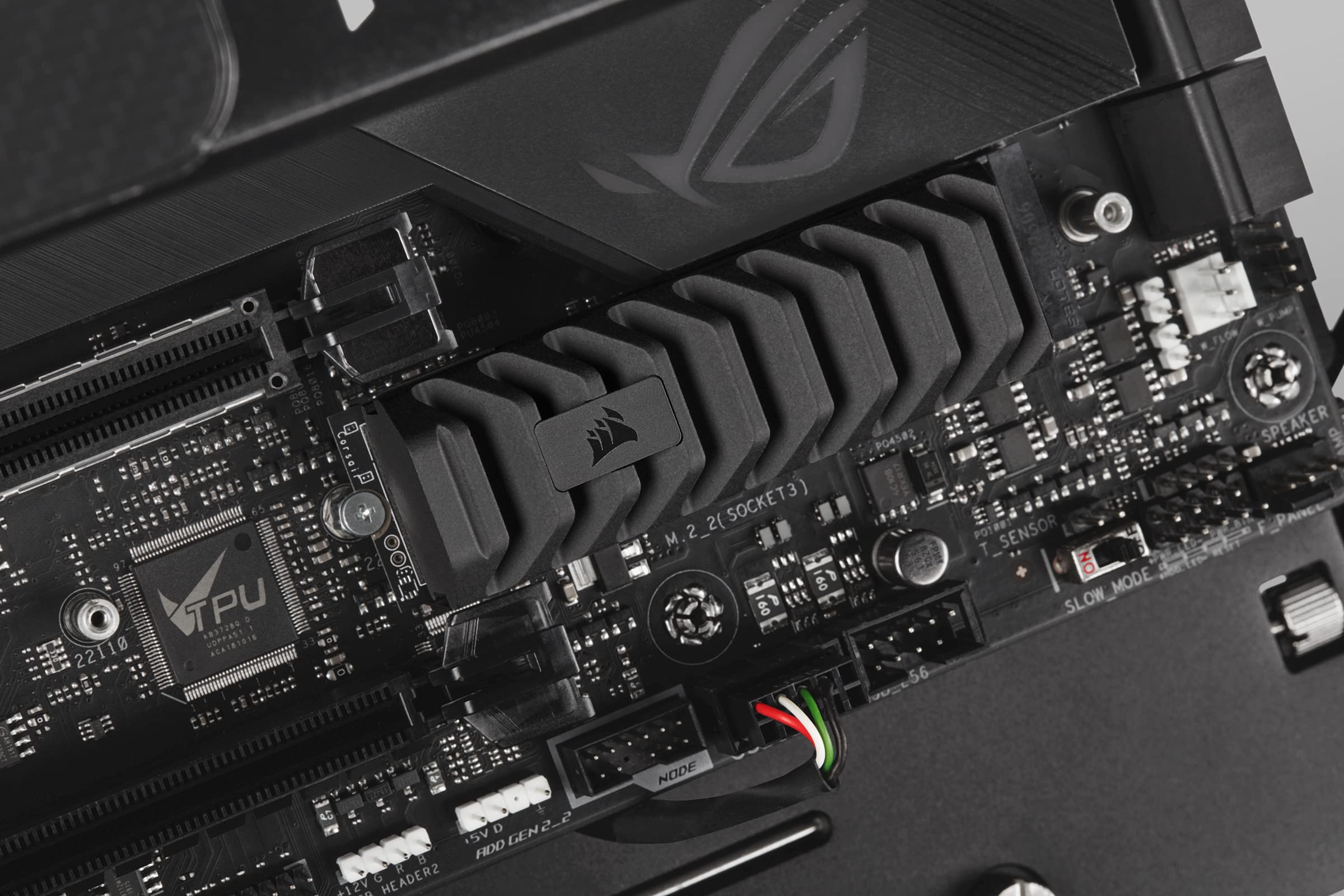 CORSAIR MP600 PRO XT 1TB Gen4 PCIe x4 NVMe M.2 SSD – High-Density TLC NAND – Aluminum Heatspreader – M.2 2280 Form-Factor