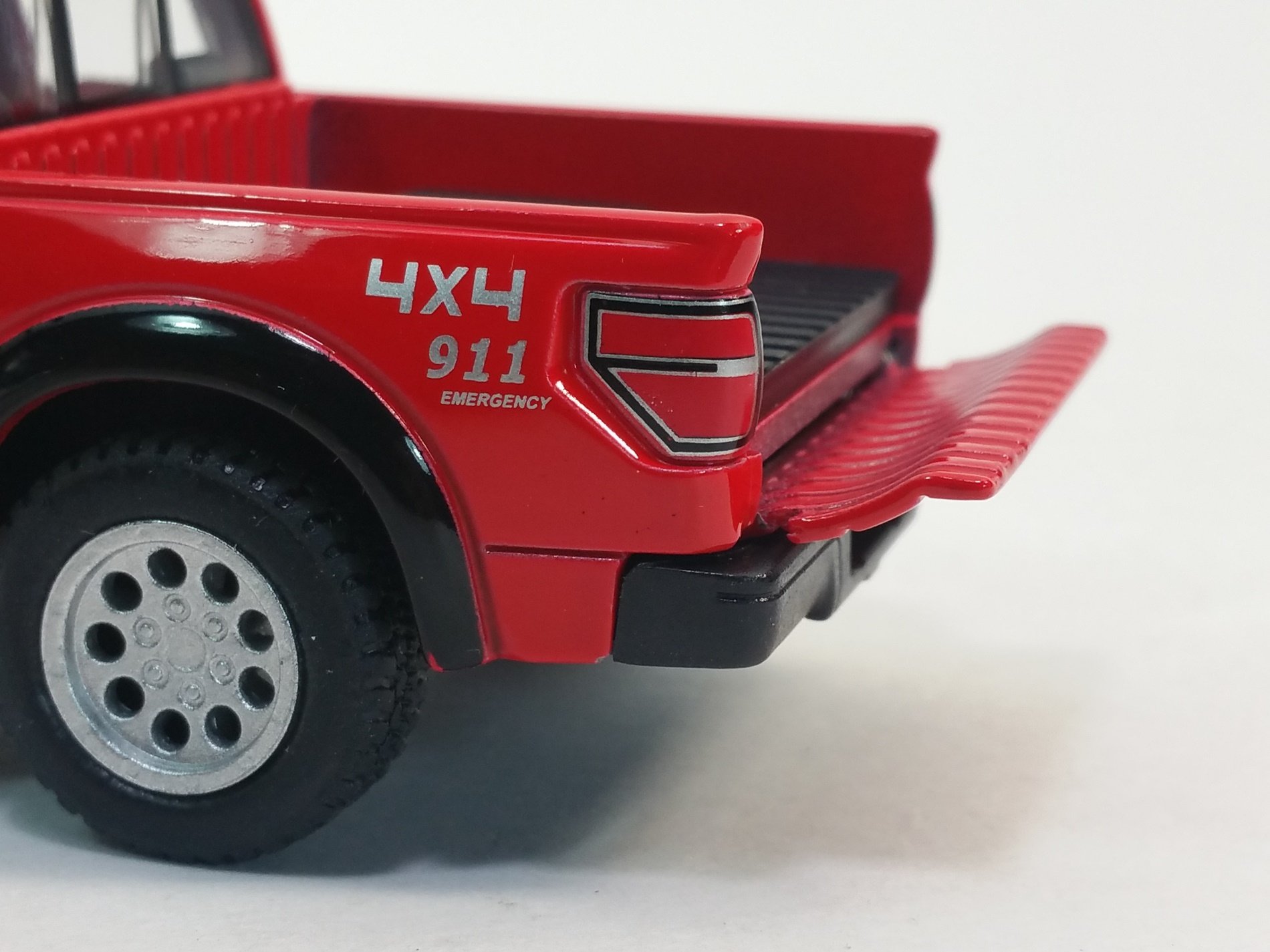 KiNSMART π¨ 2013 Ford F-150 SVT Raptor Supercrew Fire Rescue Edition 1:46 Scale 5inch Die Cast Metal Model Toy Rescue Fire Trucks
