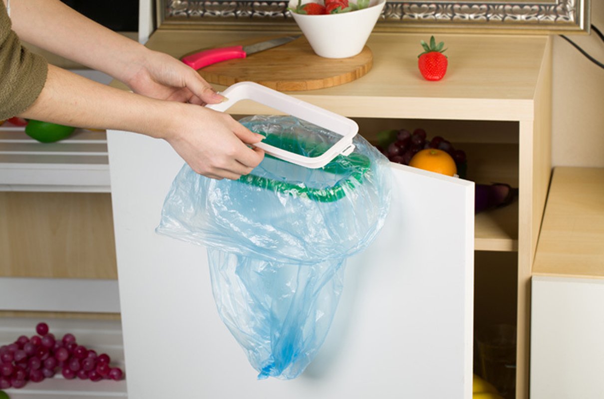 Kitchen Hanging Clip on Trash Bag Holders Travel Garbage Can Rack Fixed Cabinet Rubbish Bin Plastic Bracket Hanger of Cupboard Closet Door Thread-off Proof design Car (2PCS)