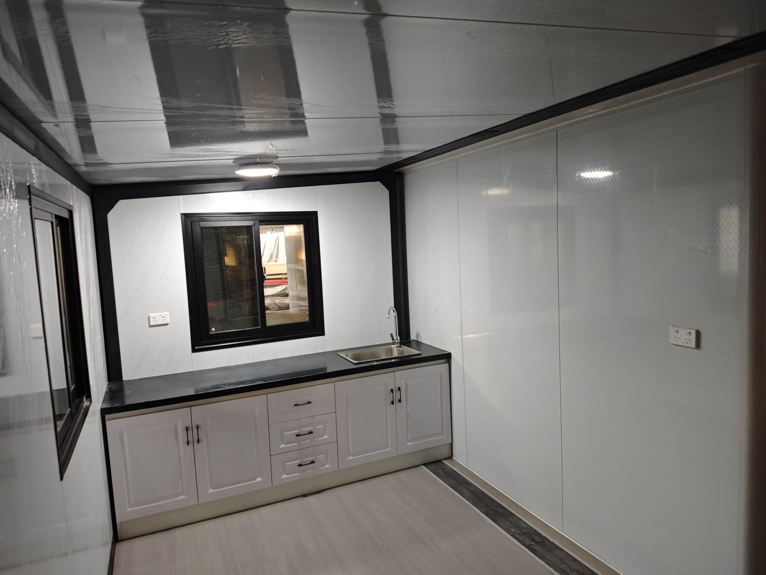 Fully Equipped 20ft Modern 2024 Luxury Prefabricated Container House 3 Bedroom 1 Bathroom 1 Kitchen - Modern Prefab Villa, Insulated Expandable Container, Mobile Tiny Home, Free Electric Water Heater