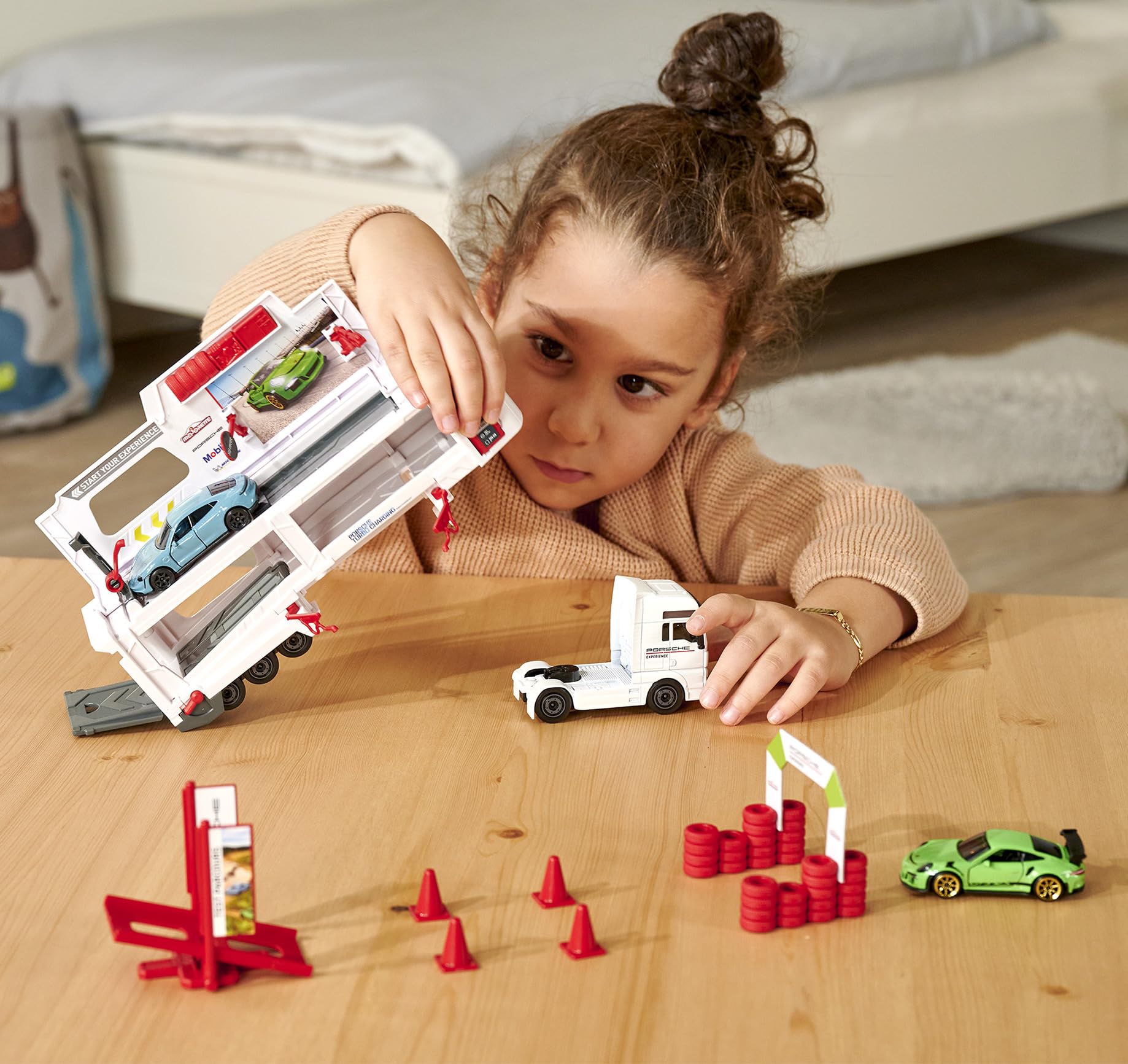 Majorette- Camión Porsche Experience 27cm, Incluye 2 Coches de Metal de 7,5cm, Partes Desplegables y Numerosos Accesorios, Adecuado A Partir de 3 Años, Color (212053304)