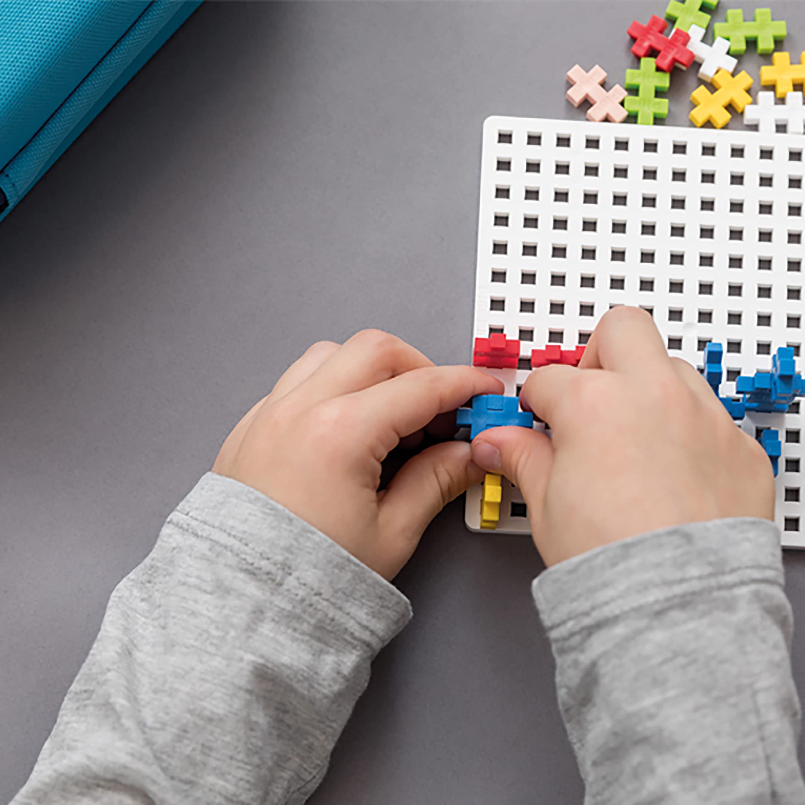 PLUS PLUS Building Set with Travel Case, 3D Open Ended Stem Toy for Kids, 100 Mini Interlocking Pieces, 1 White Baseplate