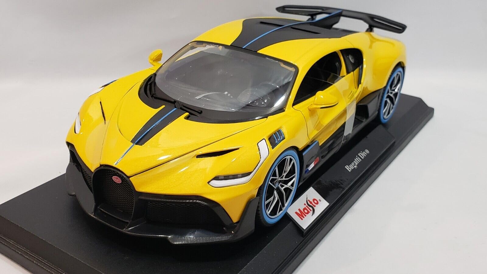 Bugatti Divo 1:18 Special Edition diecast car (Yellow)