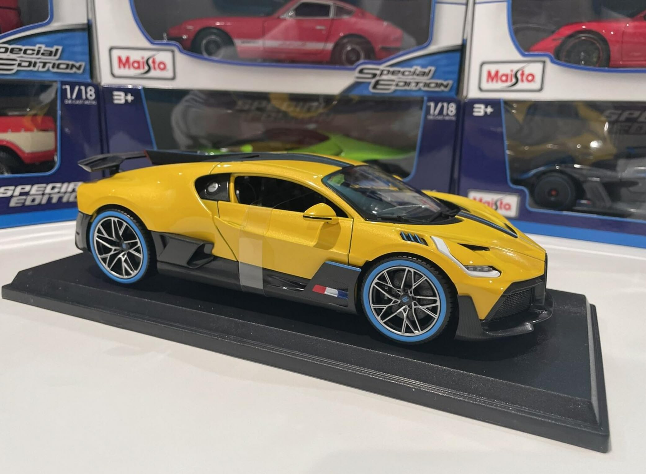 Bugatti Divo 1:18 Special Edition diecast car (Yellow)