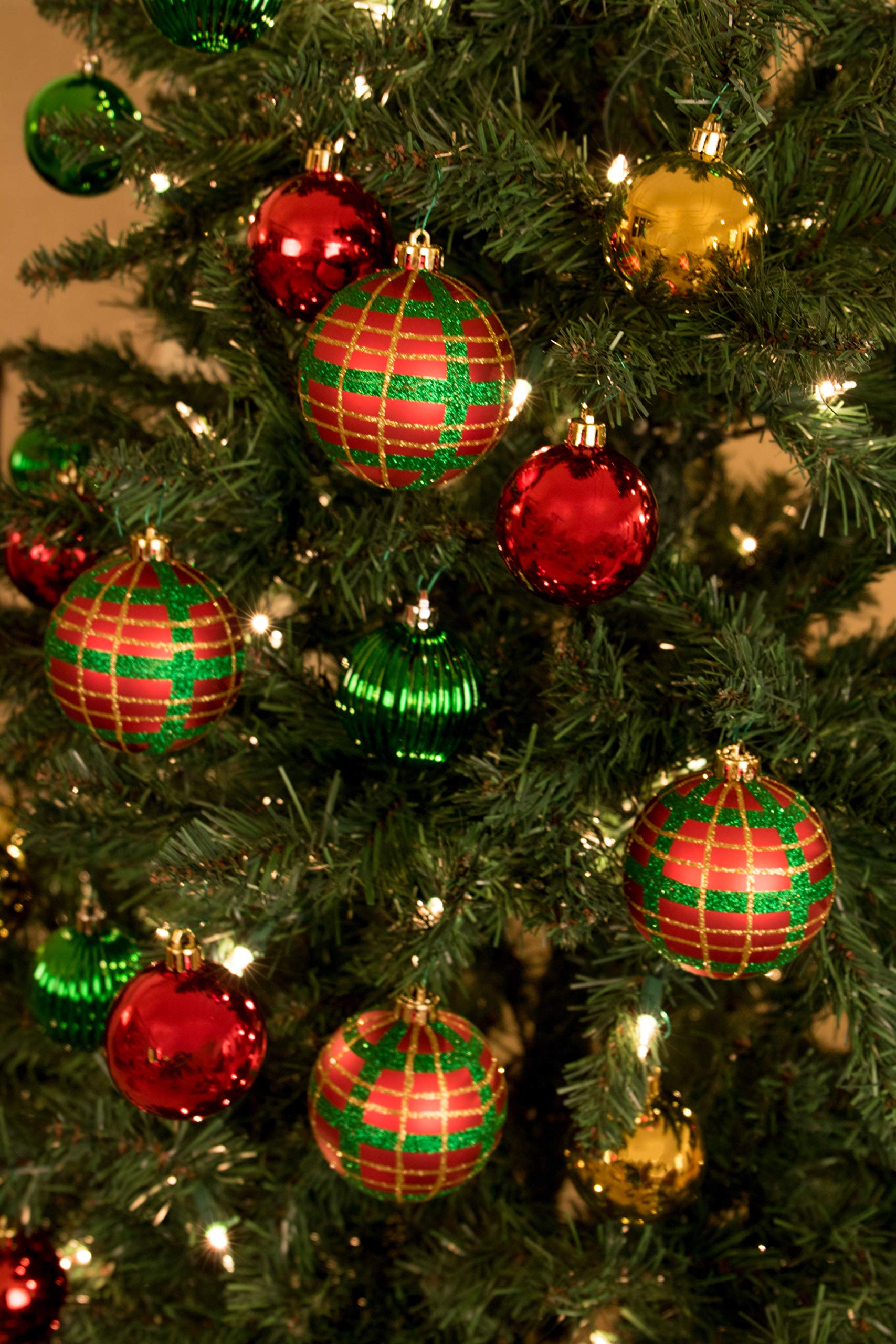 Clever Creations Ball Christmas Ornament Set of 4 Pieces, Shatterproof Holiday Décor for Christmas Trees, Red and Matte White