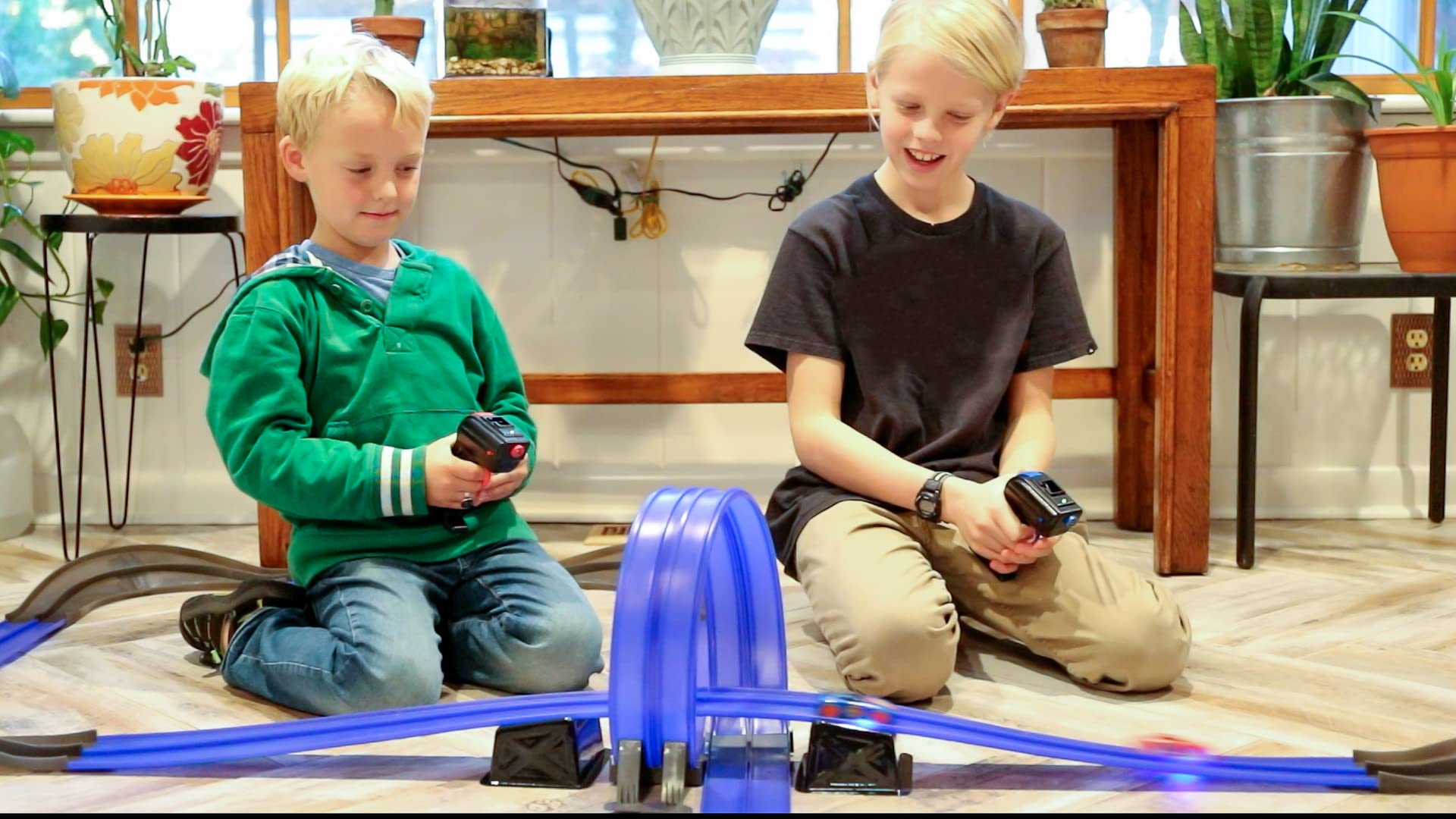 Tracer Racers Remote Control Cordless Glow in The Dark High-Speed Super 8 Speedway Track Set with Two Cars for Dual Racing, Glow Blue